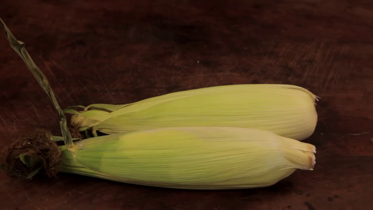 How to Easily Peel Corn on the Cob (Grilled Corn and Garlic Butter ...