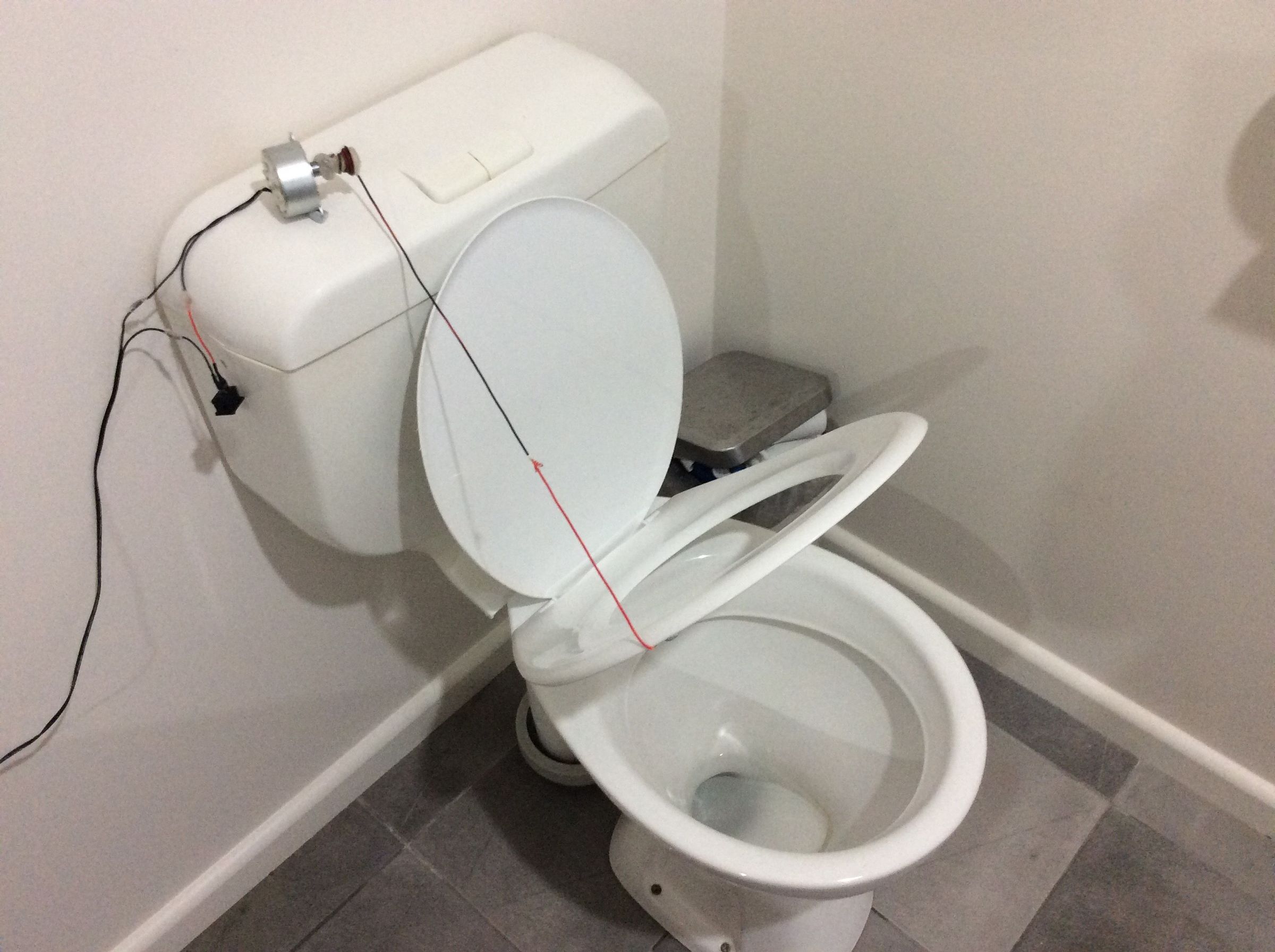 HOW TO MAKE AN AUTOMATIC TOILET! : 3 Steps - Instructables