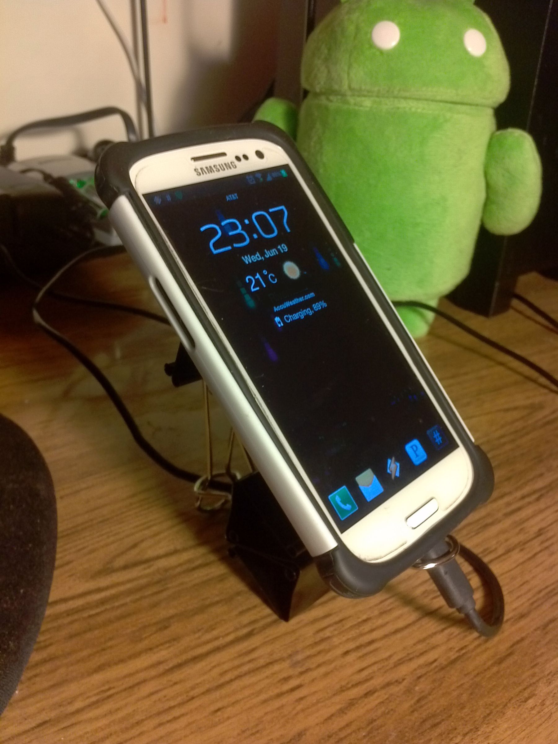 Binder Clip Phone Stand (w/Charger) : 7 Steps - Instructables
