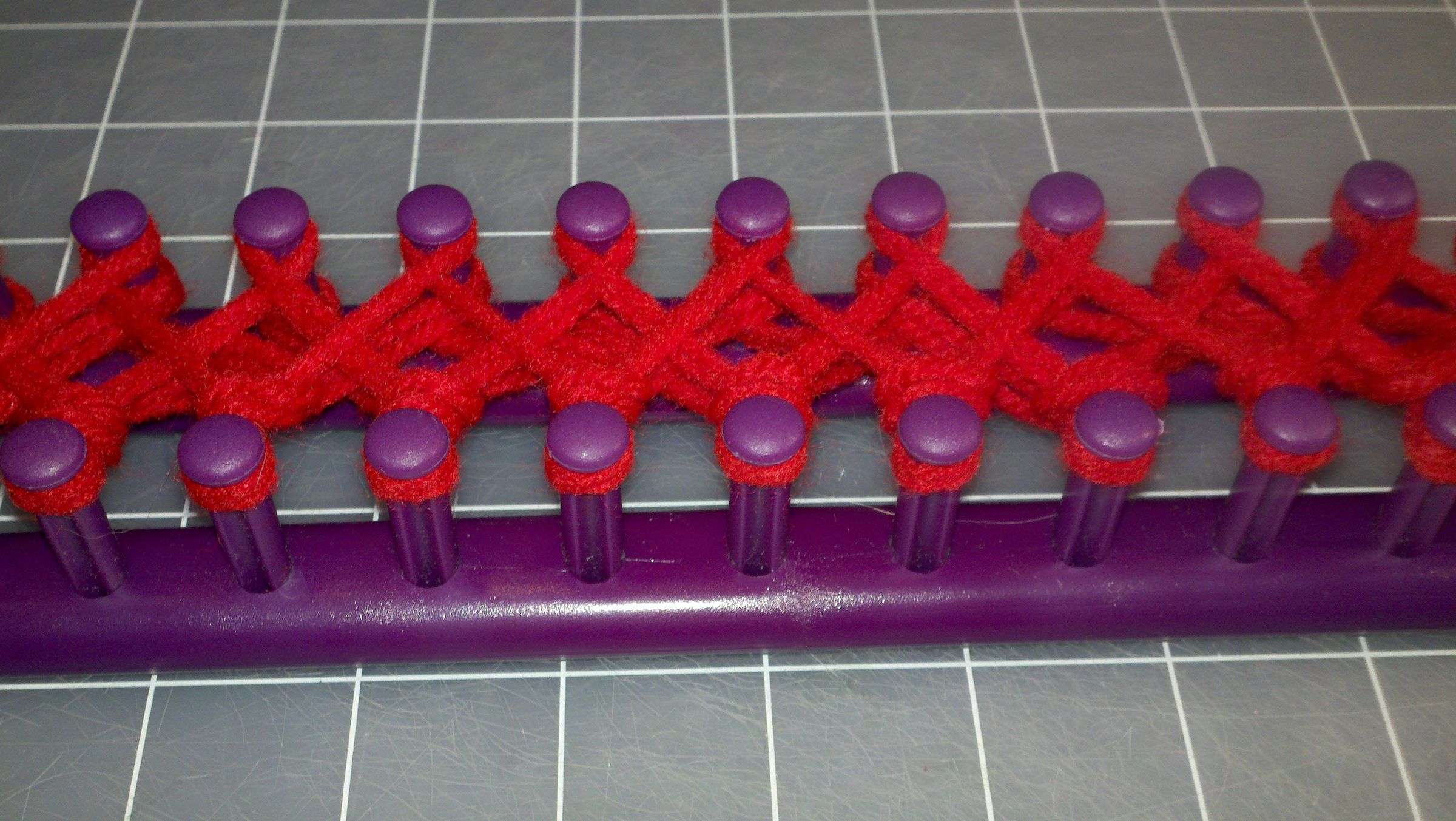 Loom Knit Gryffindor Scarf : 13 Steps (with Pictures) - Instructables