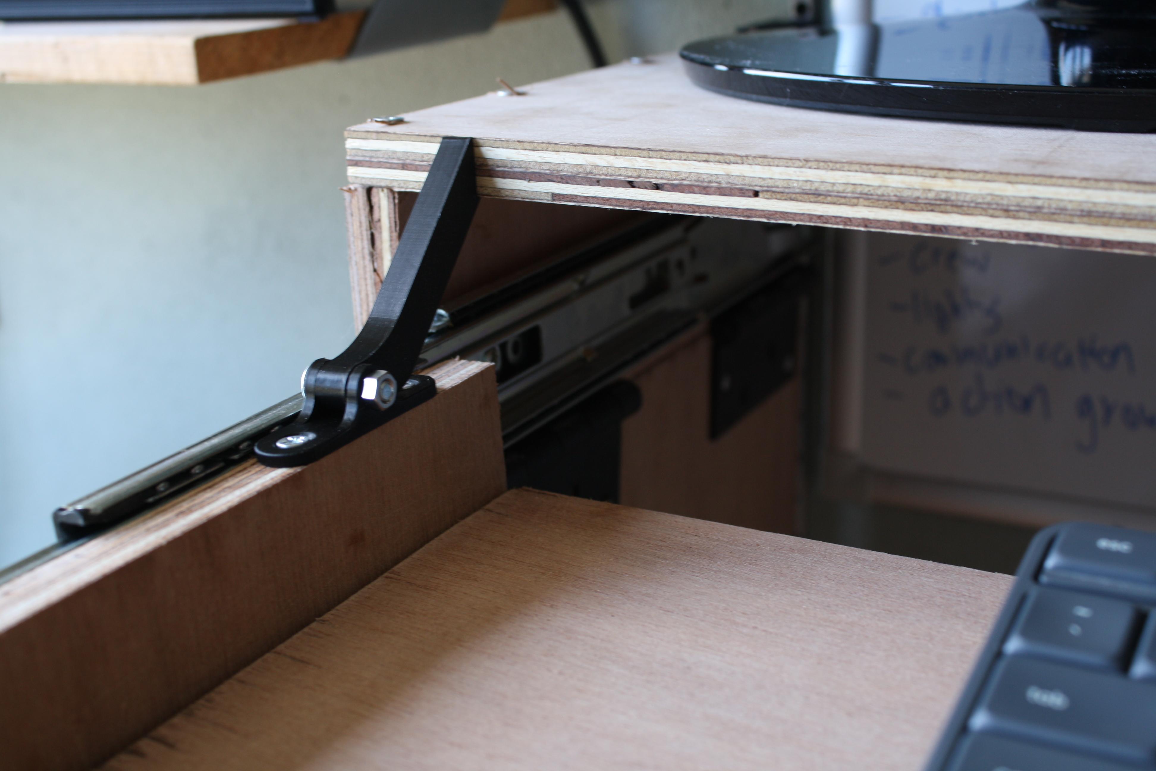 Sturdy Standing Desk Mod Within $80,- : 7 Steps - Instructables