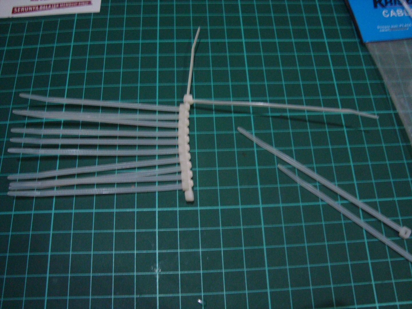 Spider Made From Cable Ties for Props Decor Halloween : 4 Steps (with ...