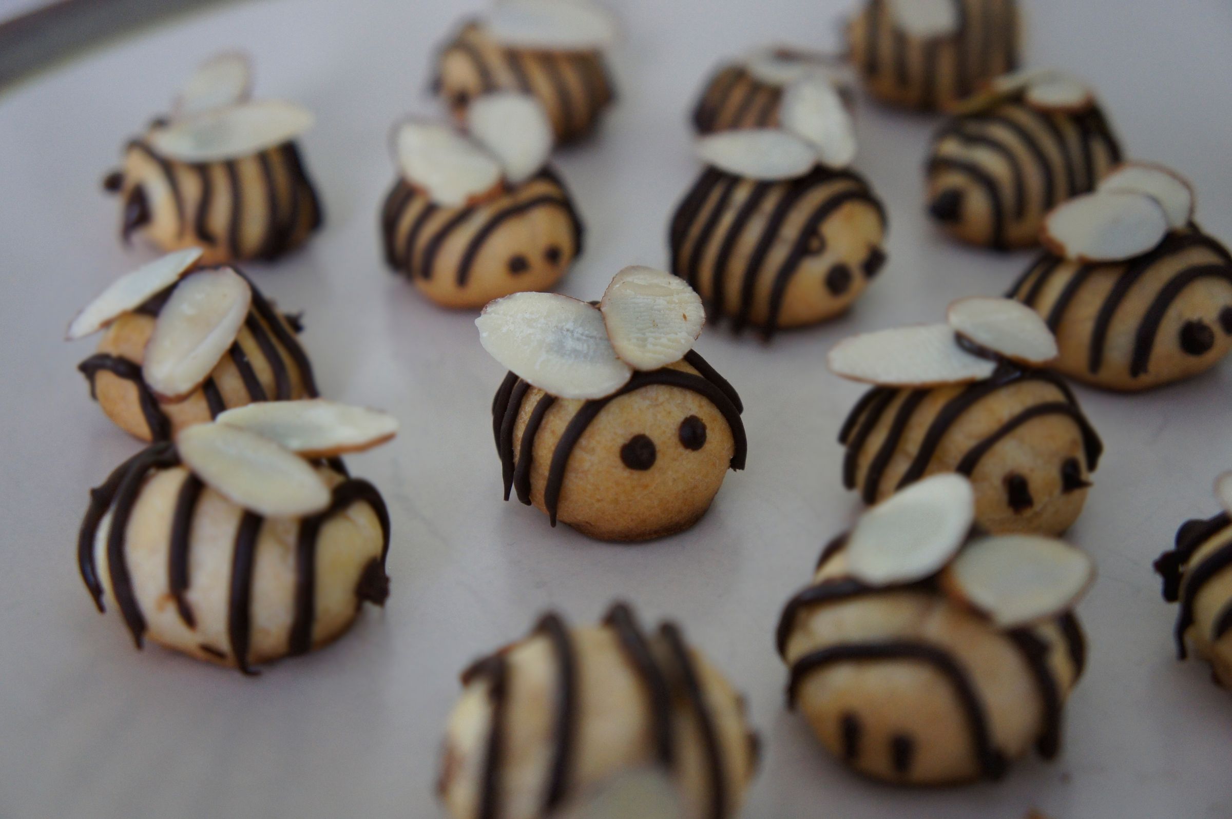 Lemon-Lavender Cupcakes W/ Honey Frosting & Cream Puff Bees : 8 Steps ...