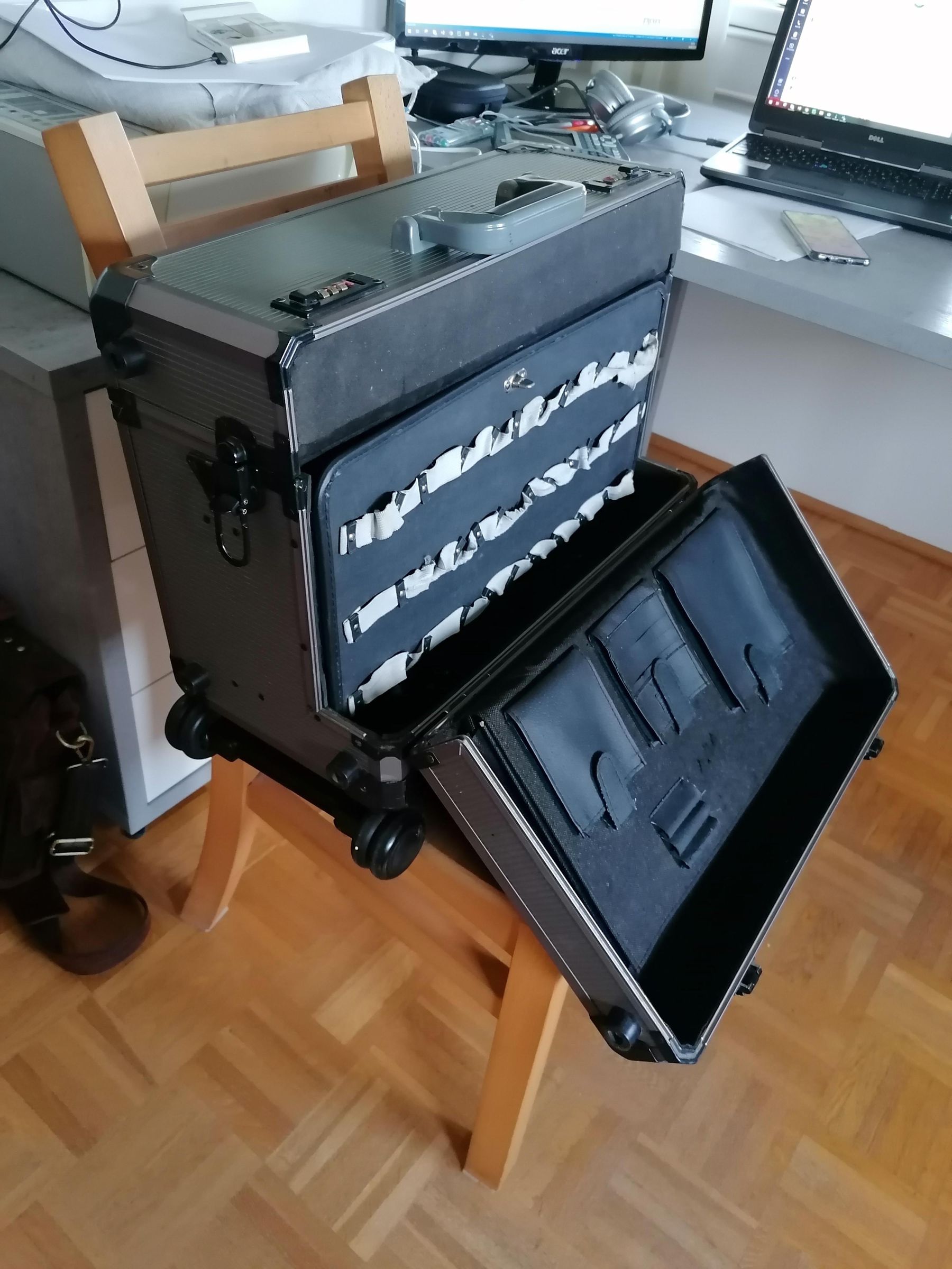 Convert Old Toolcase to Mobile Electronics Workstation : 3 Steps ...