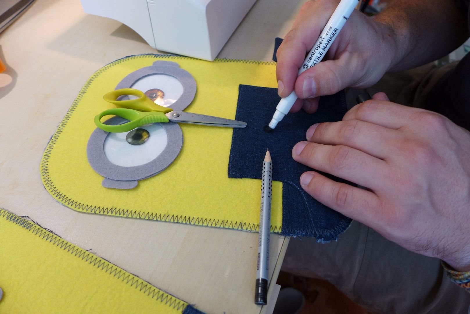 Minion Shoulder Bags : 11 Steps (with Pictures) - Instructables