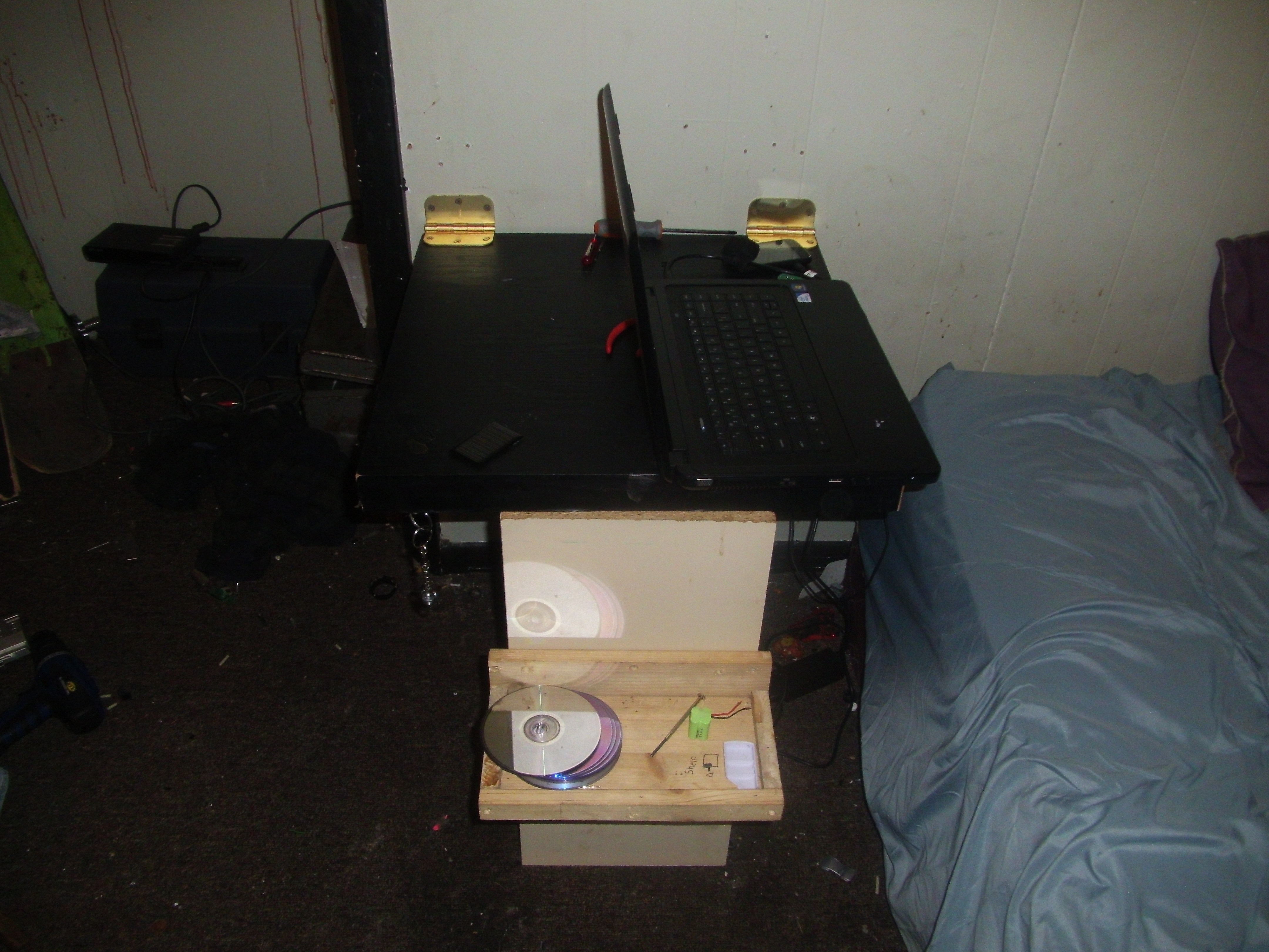 Quick Foldable Bedside Table in 3 Steps! - Instructables