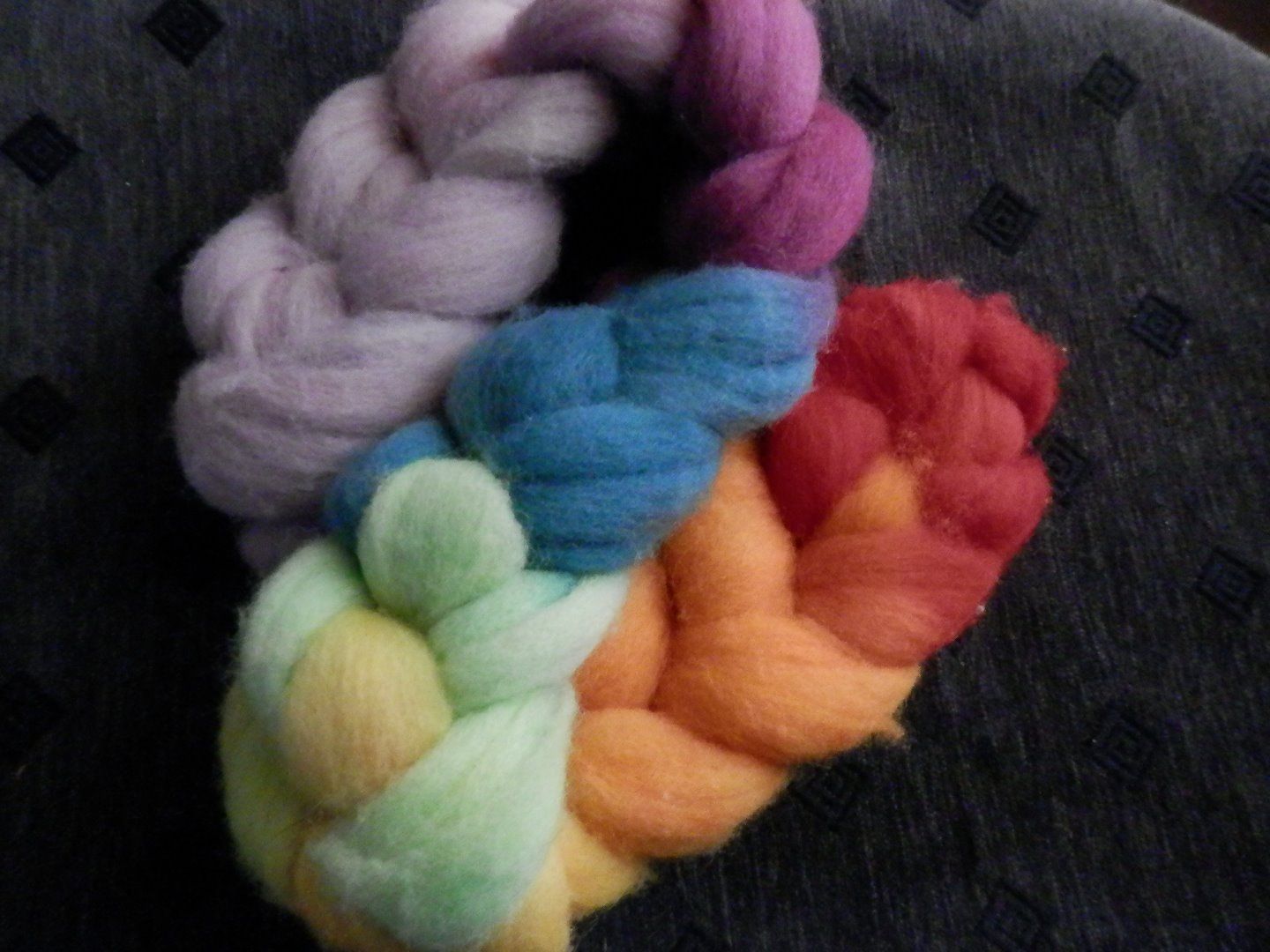 How to Spin a Rainbow Gradient Yarn : 9 Steps (with Pictures ...
