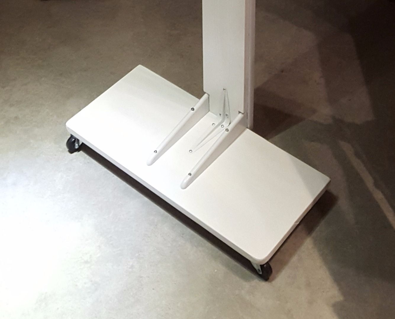 Floor Model TV Stand on Wheels : 4 Steps - Instructables