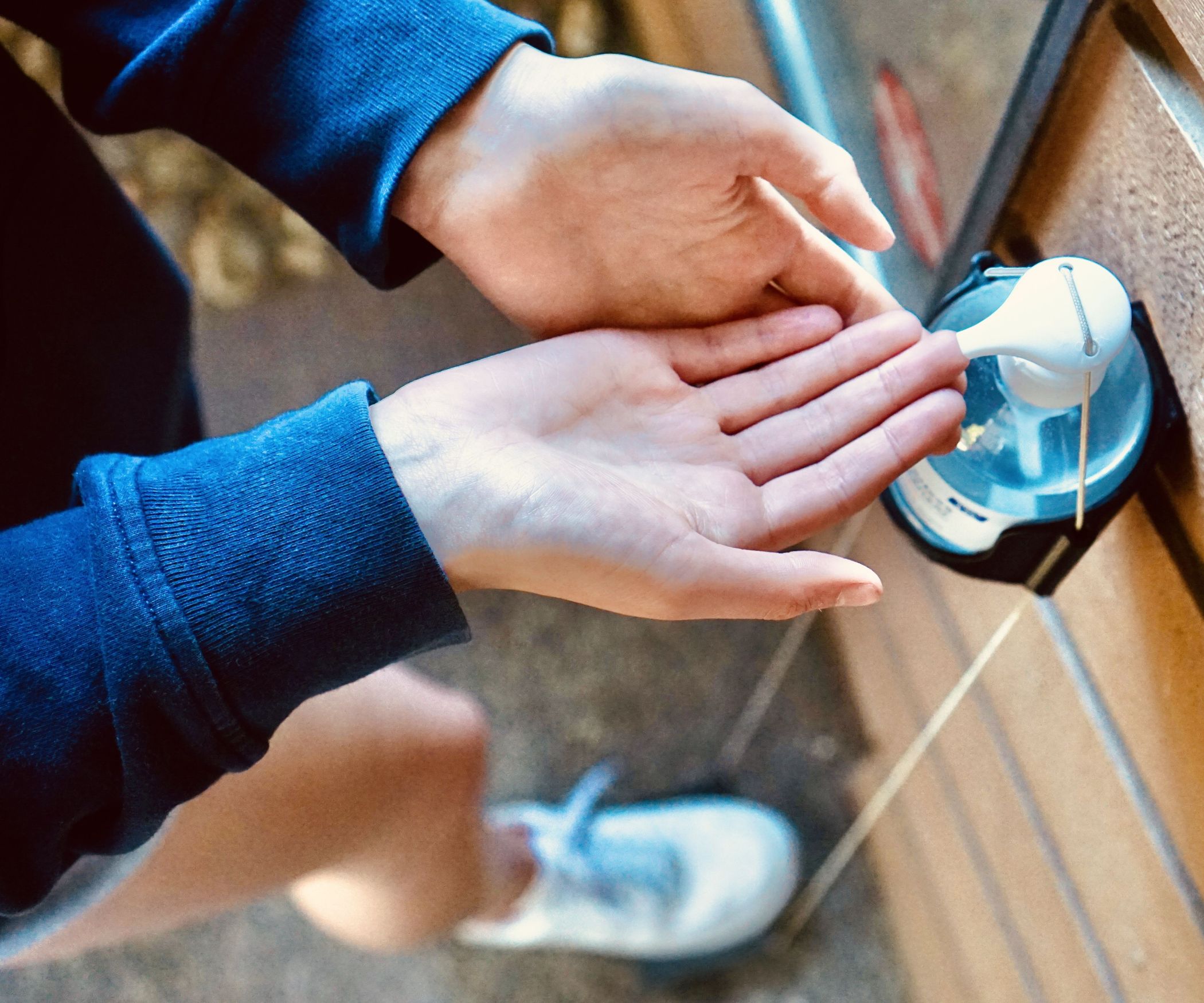 Hands-Free Wall-Mounted Hand Sanitizer Dispenser : 5 Steps (with ...