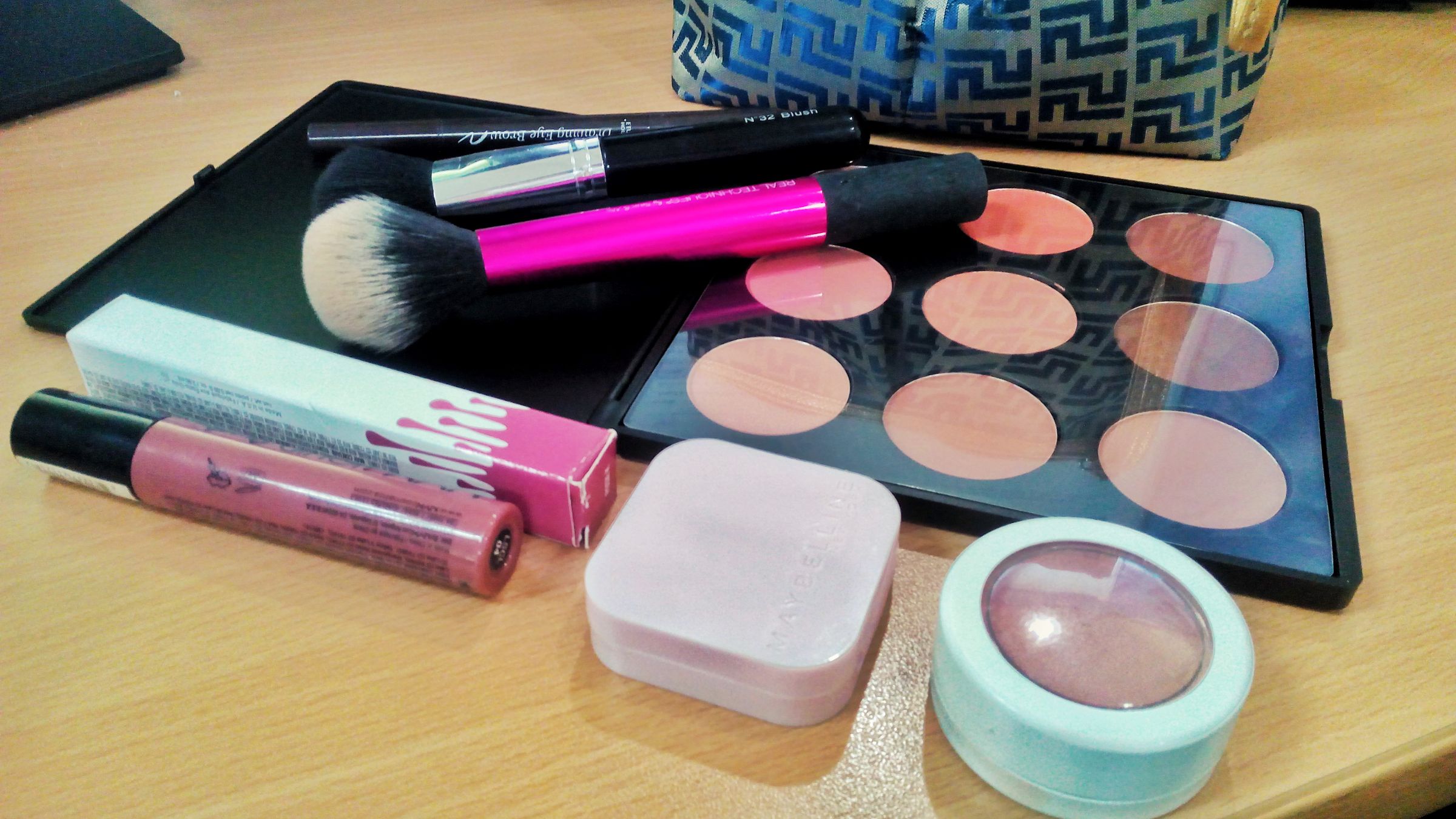 6 Brilliant and Easy Steps to Organize Your Makeup Kit - Instructables