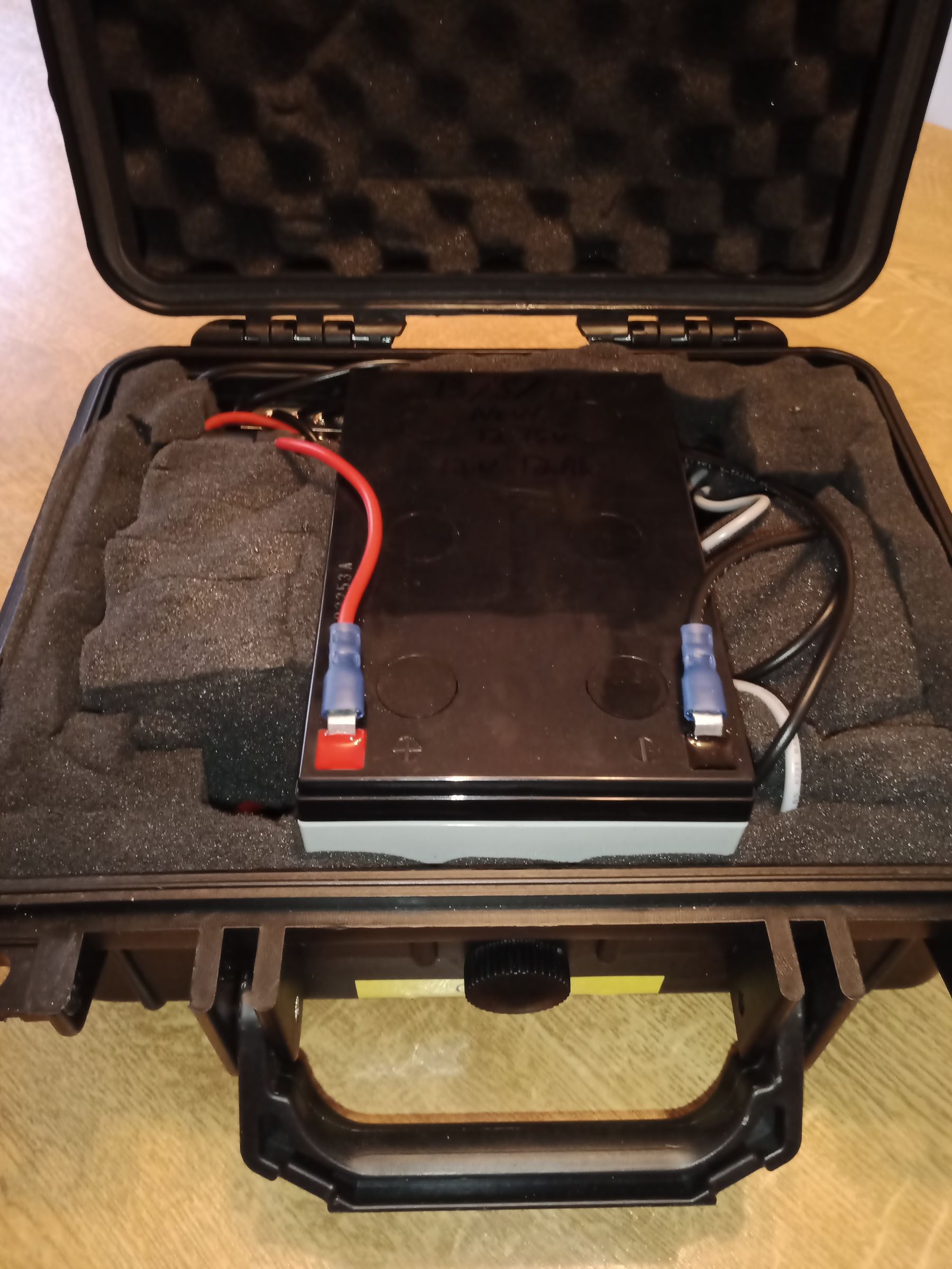 12 V DC Battery Box. : 3 Steps - Instructables