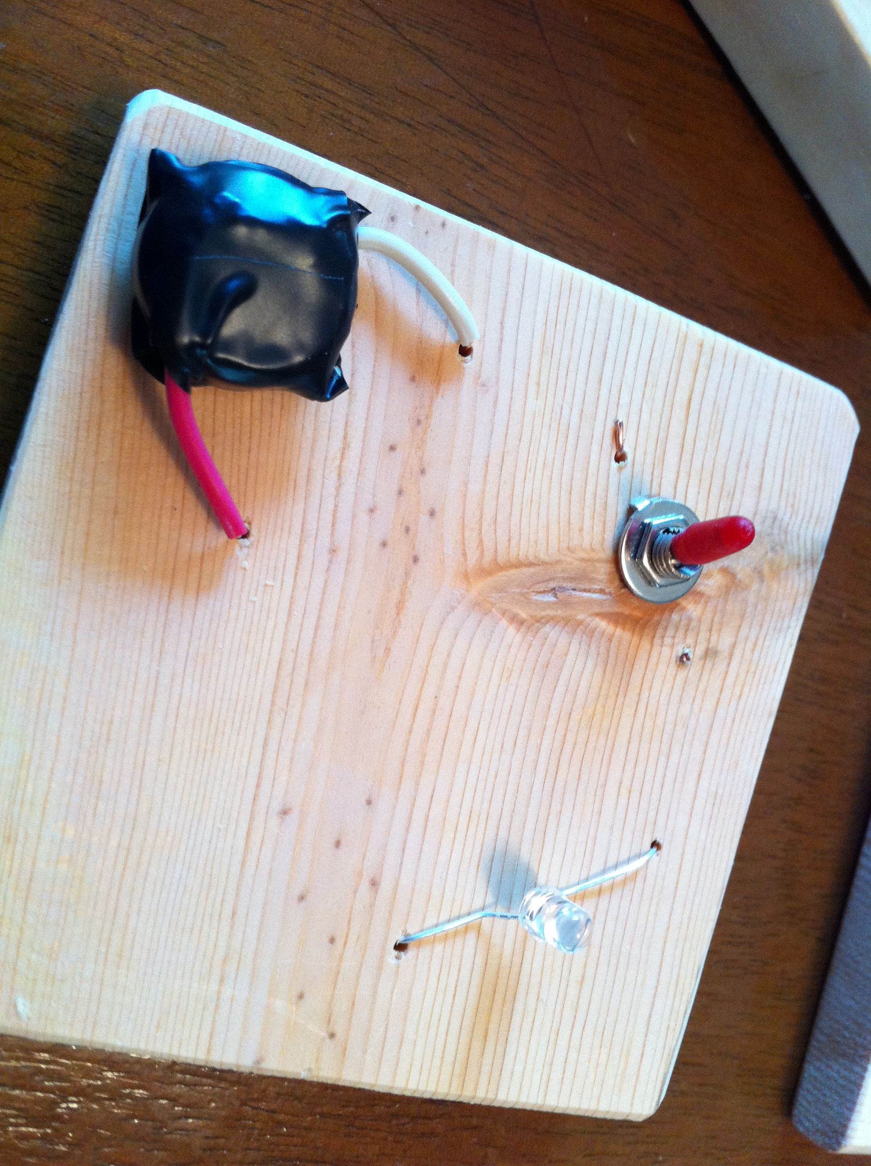 Simple LED Circuit on the Cheap : 4 Steps - Instructables