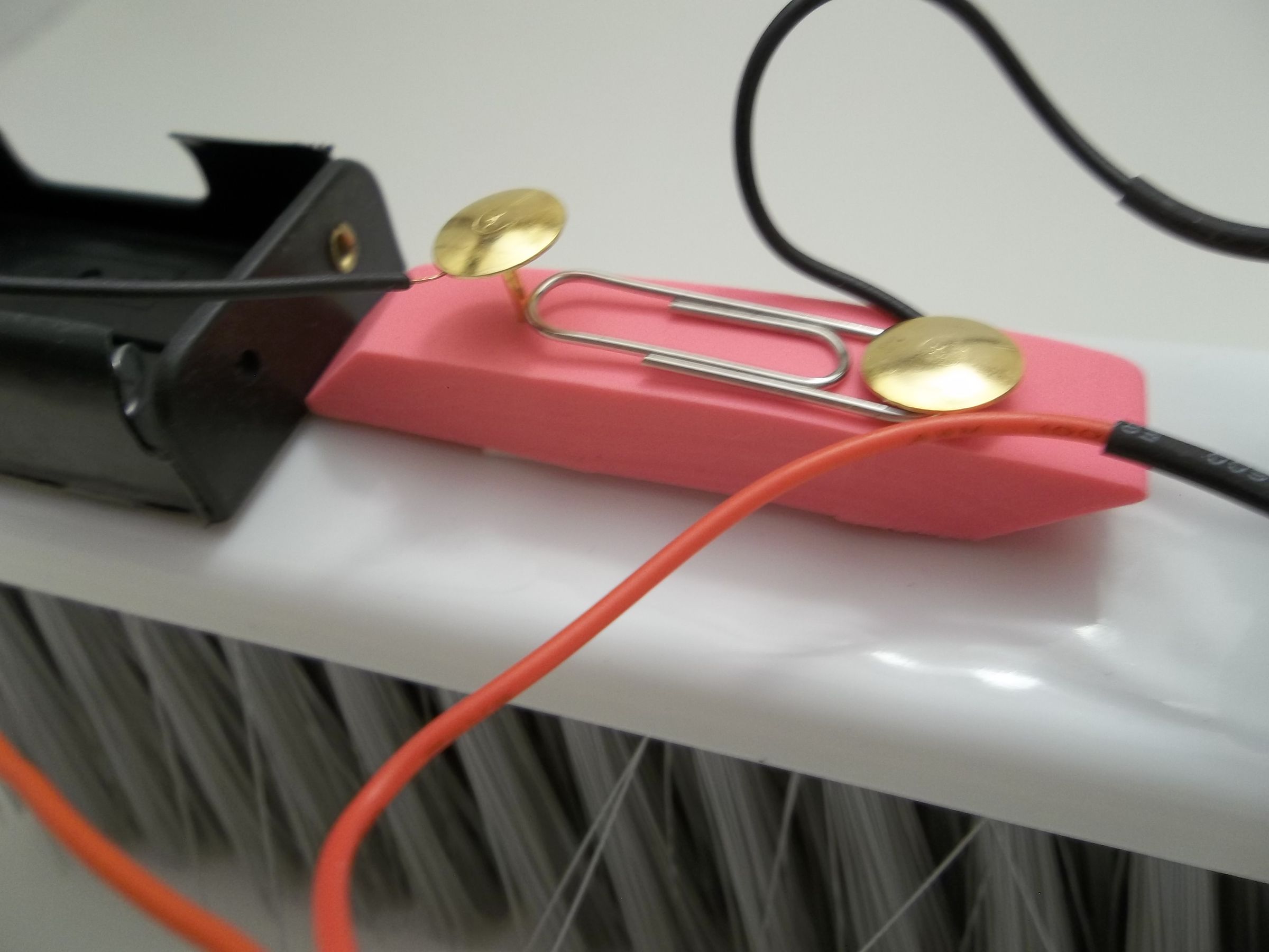 A Simple and Cheap No-Solder Bristlebot! : 9 Steps - Instructables