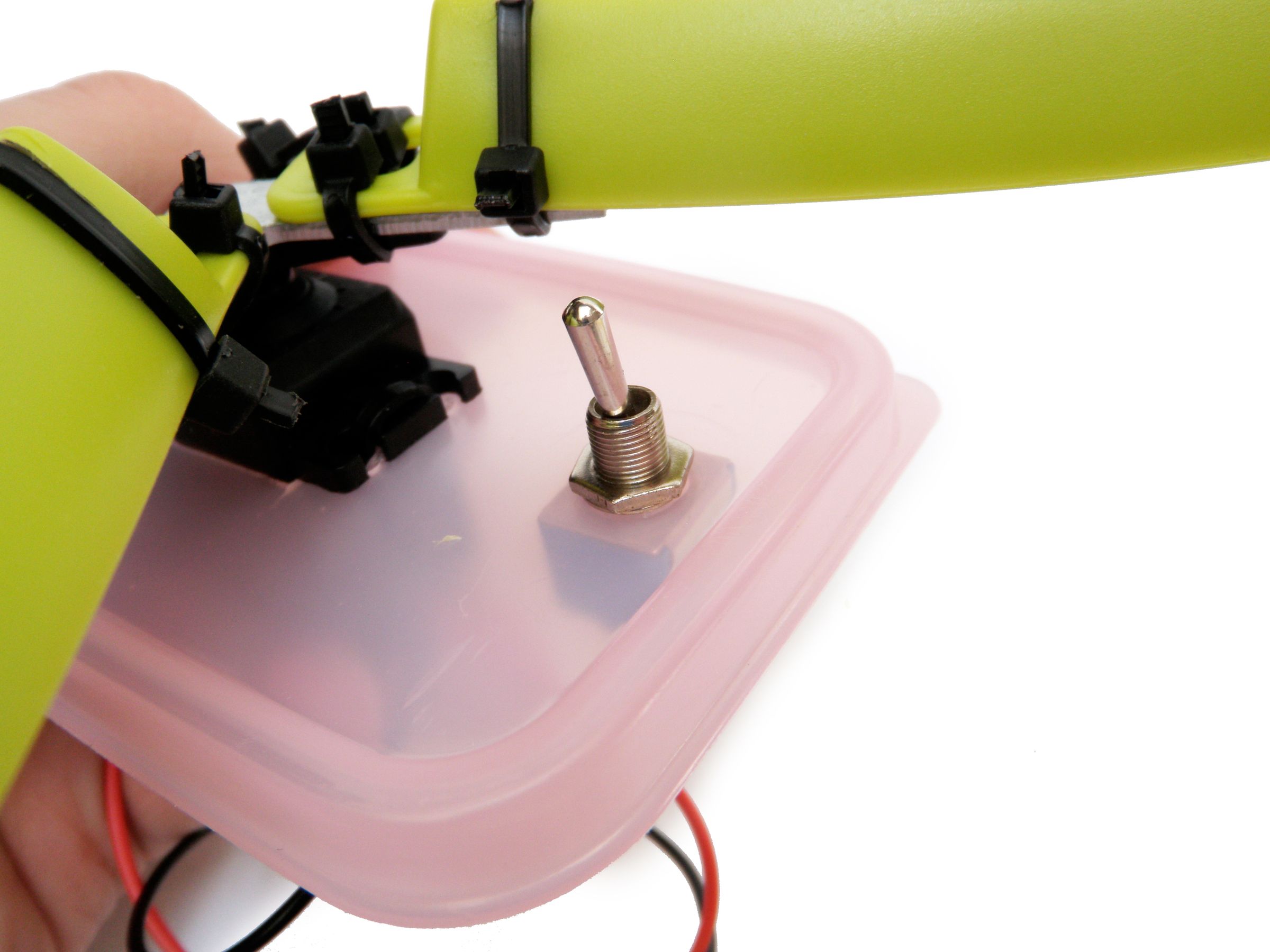 Simple Bots: Skitter : 20 Steps (with Pictures) - Instructables