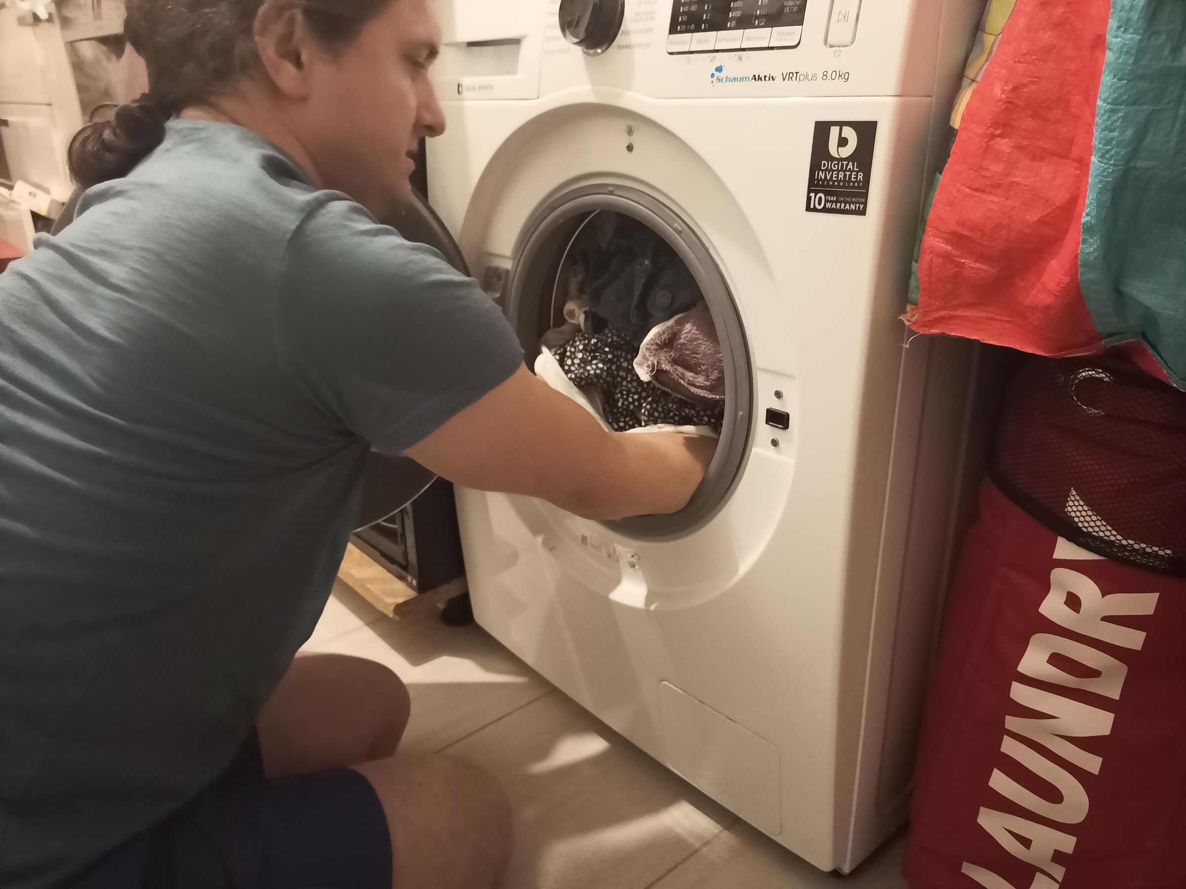 How to Pull Out Laundry From a Washing Machine : 4 Steps - Instructables