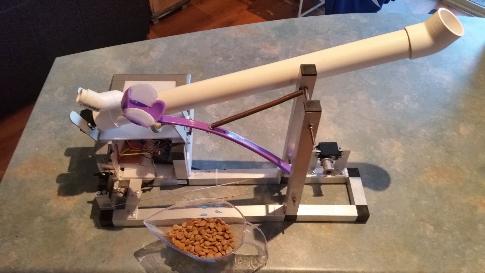 Automatic Catapult for Throwing Pet Food (dog, Cat, Chicken, Etc ...