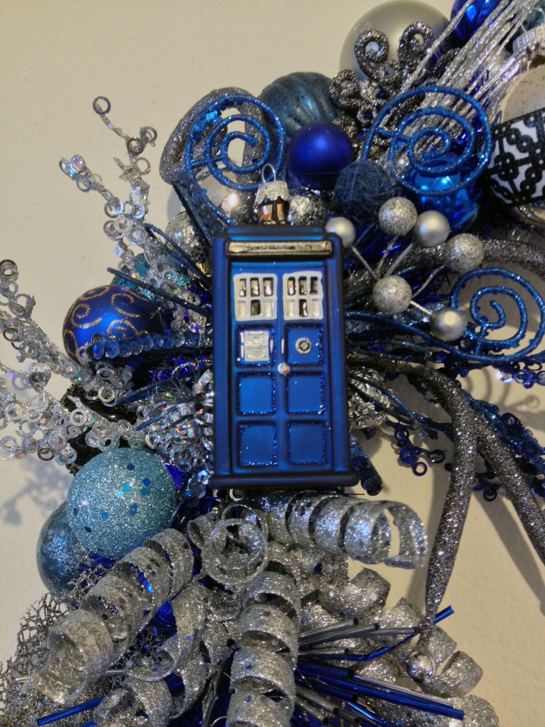 Lighted Tardis Ornament Wreath : 6 Steps - Instructables