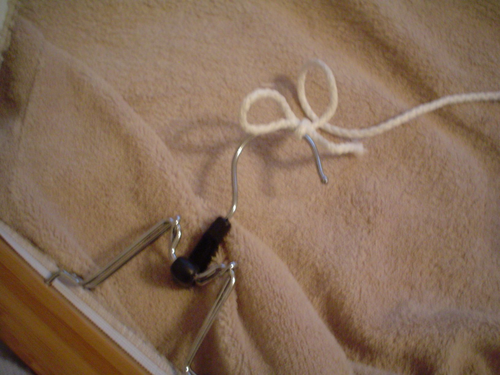 Sheet Straps for a Tight, Immobile Bottom Sheet : 5 Steps - Instructables