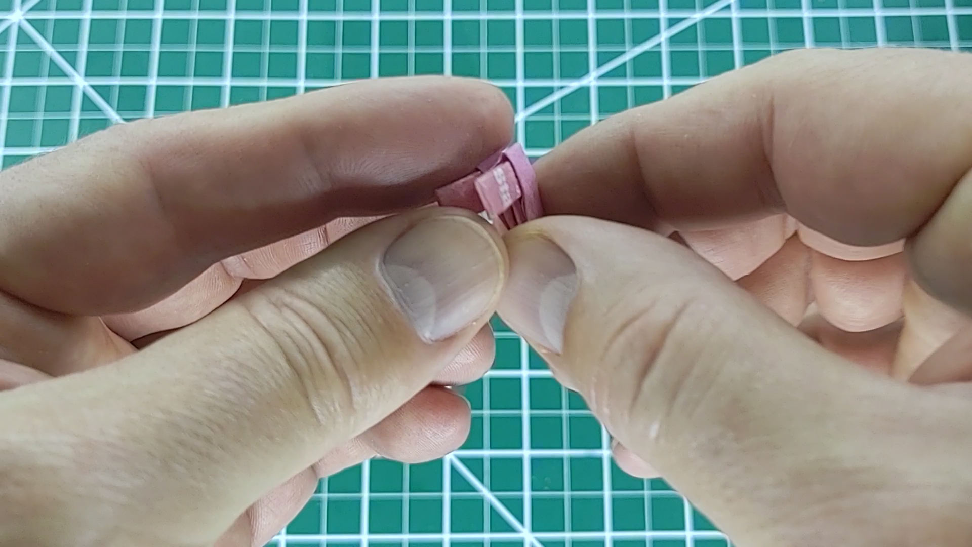 How to Make a Candy Wrapper Chain : 7 Steps (with Pictures) - Instructables