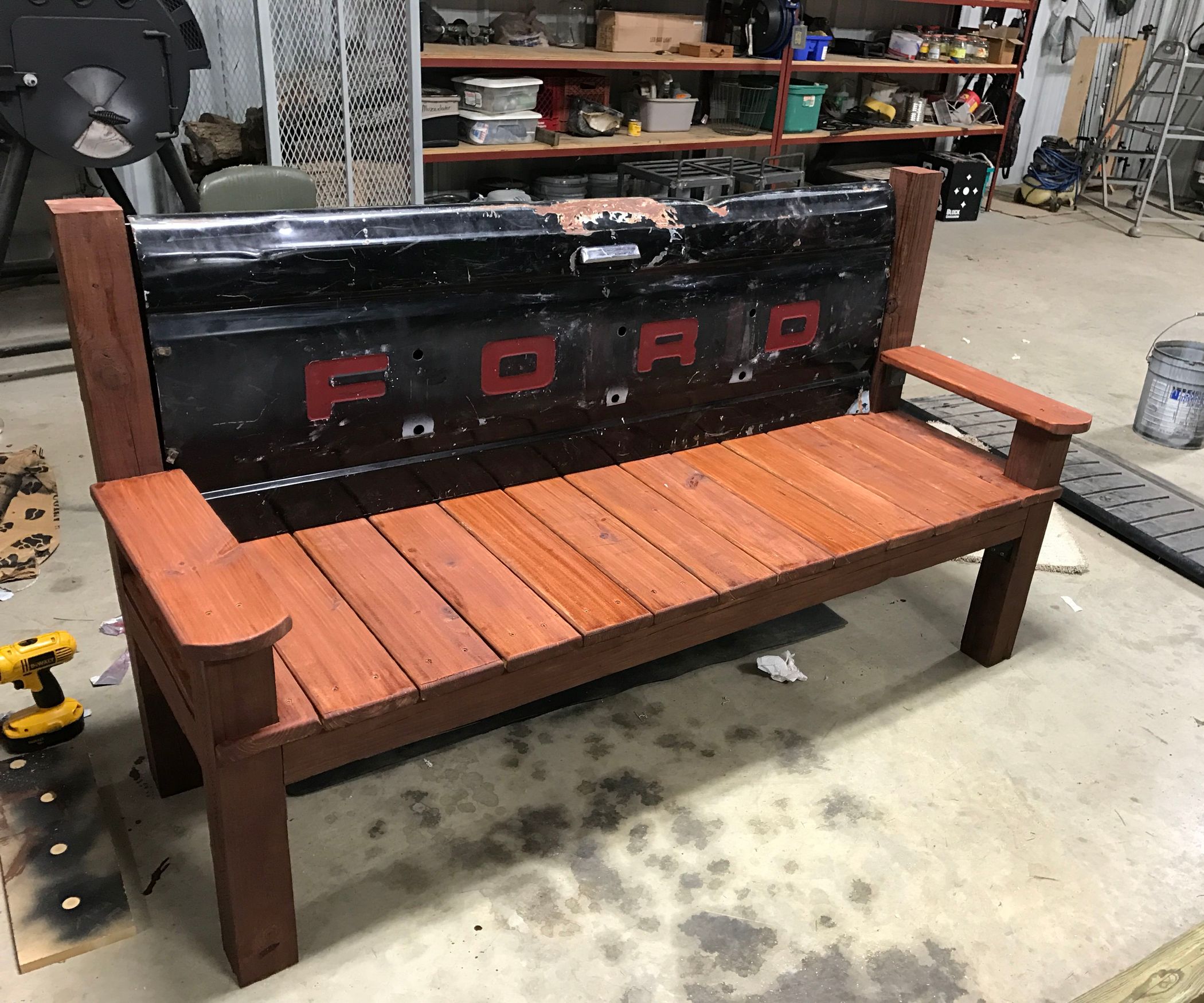 Trashy Tailgate Bench : 11 Steps (with Pictures) - Instructables