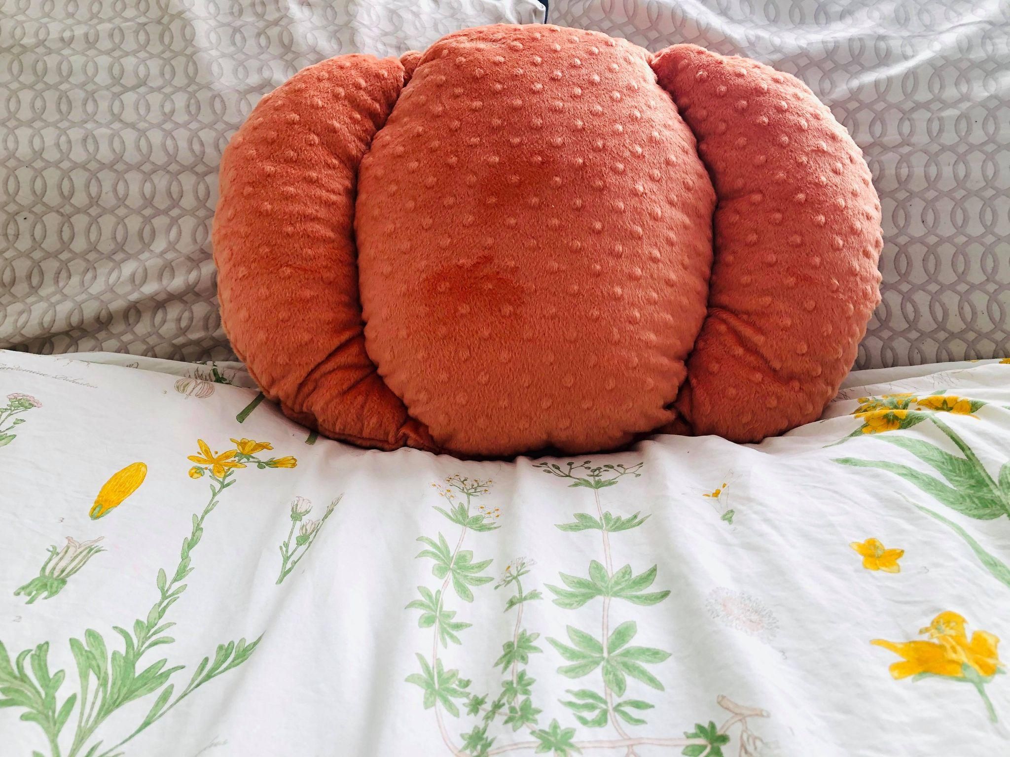 Comfy Pumpkin Pillow : 4 Steps (with Pictures) - Instructables