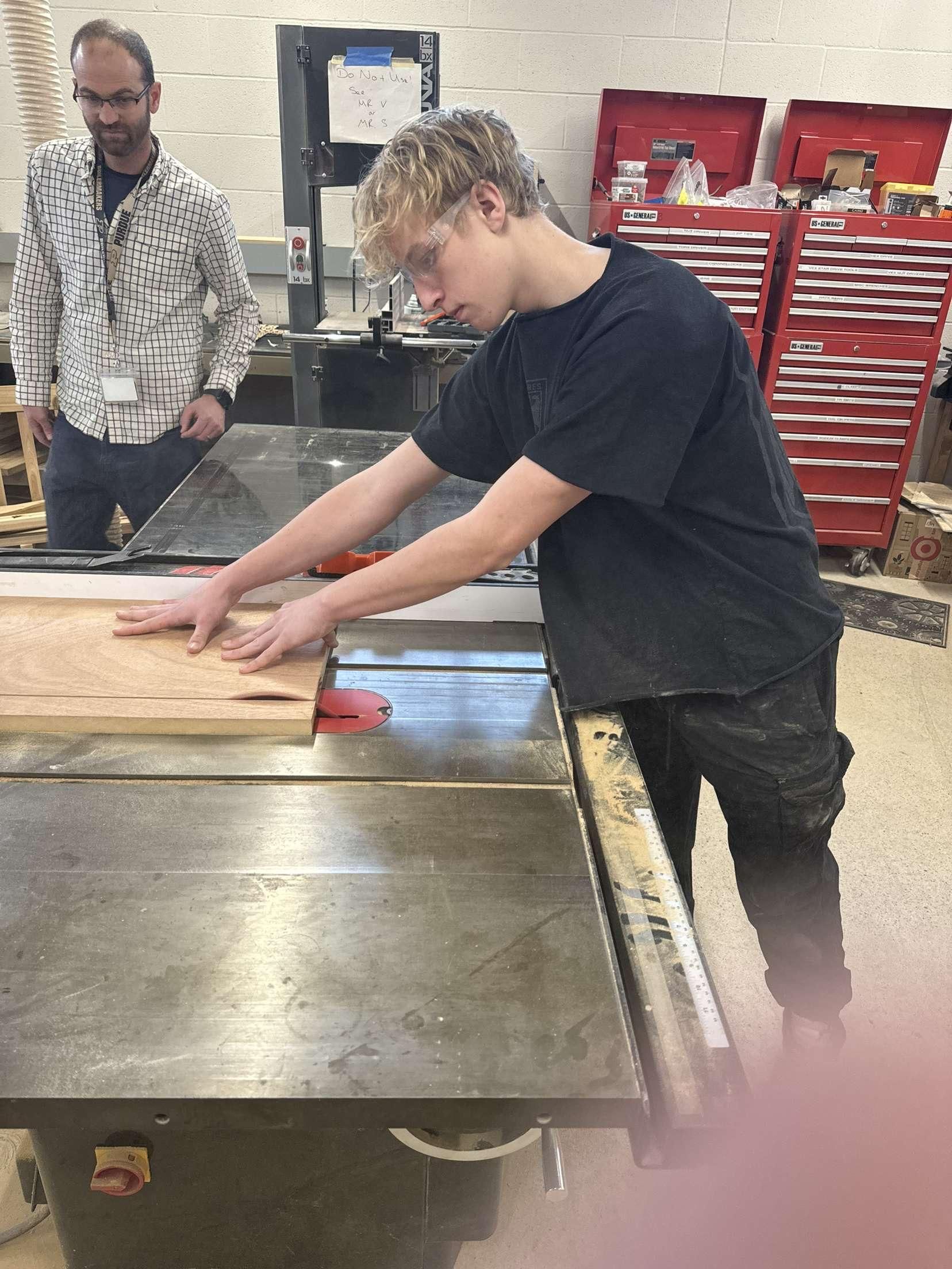 Compact Jagged T Bookshelf : 6 Steps - Instructables