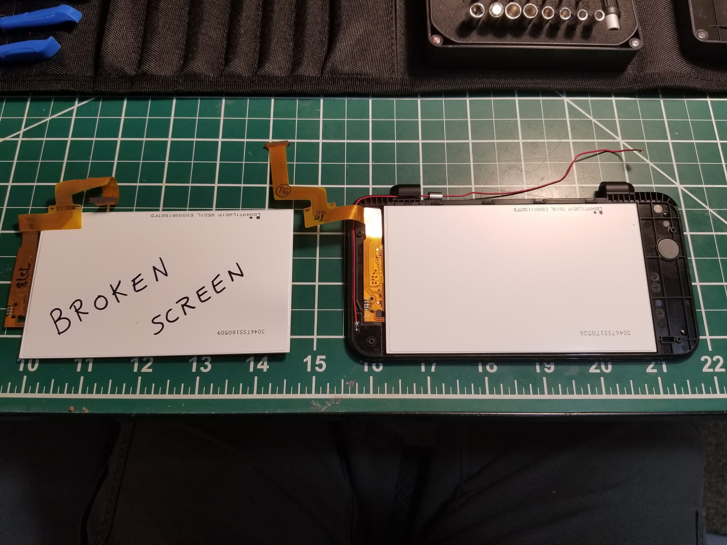 Replace Upper Screen for Nintendo 2DS XL : 15 Steps - Instructables