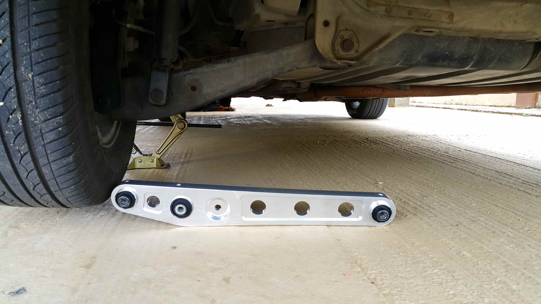 Installing Aftermarket Rear Suspension Lower Control Arms! : 3 Steps ...
