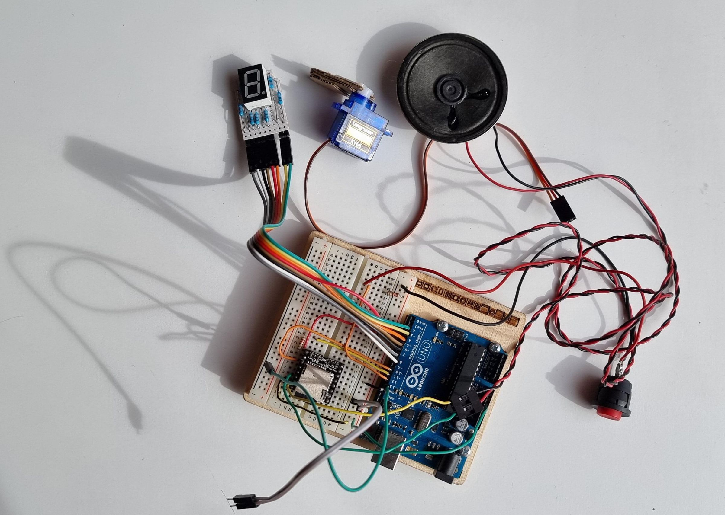 HALLOWEEN DIY CANDY DISPENSER WITH RIDDLE, 7-SEGMENTS & PUSHBUTTON, ARDUINO & 3D PRINTED ...
