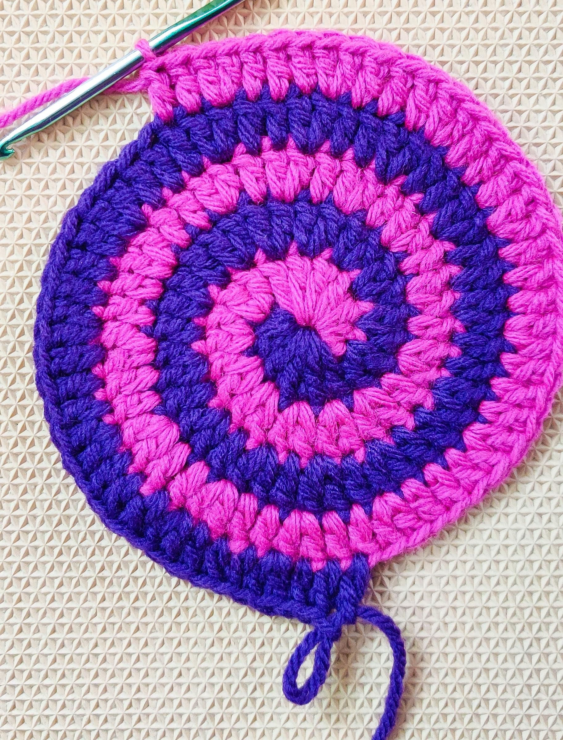 How to Make a Solid Two Color Spiral Crochet Circle : 8 Steps (with ...