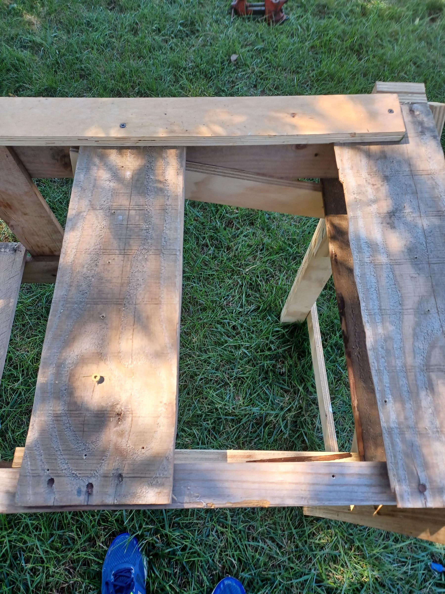DIY Workbench From Scraps and Pallets : 7 Steps - Instructables
