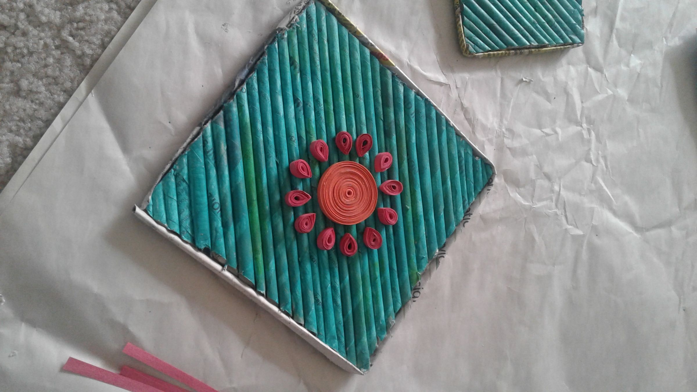 How to Make Newspaper Wall Hanging /DIY Wall Hanging With Newspaper ...