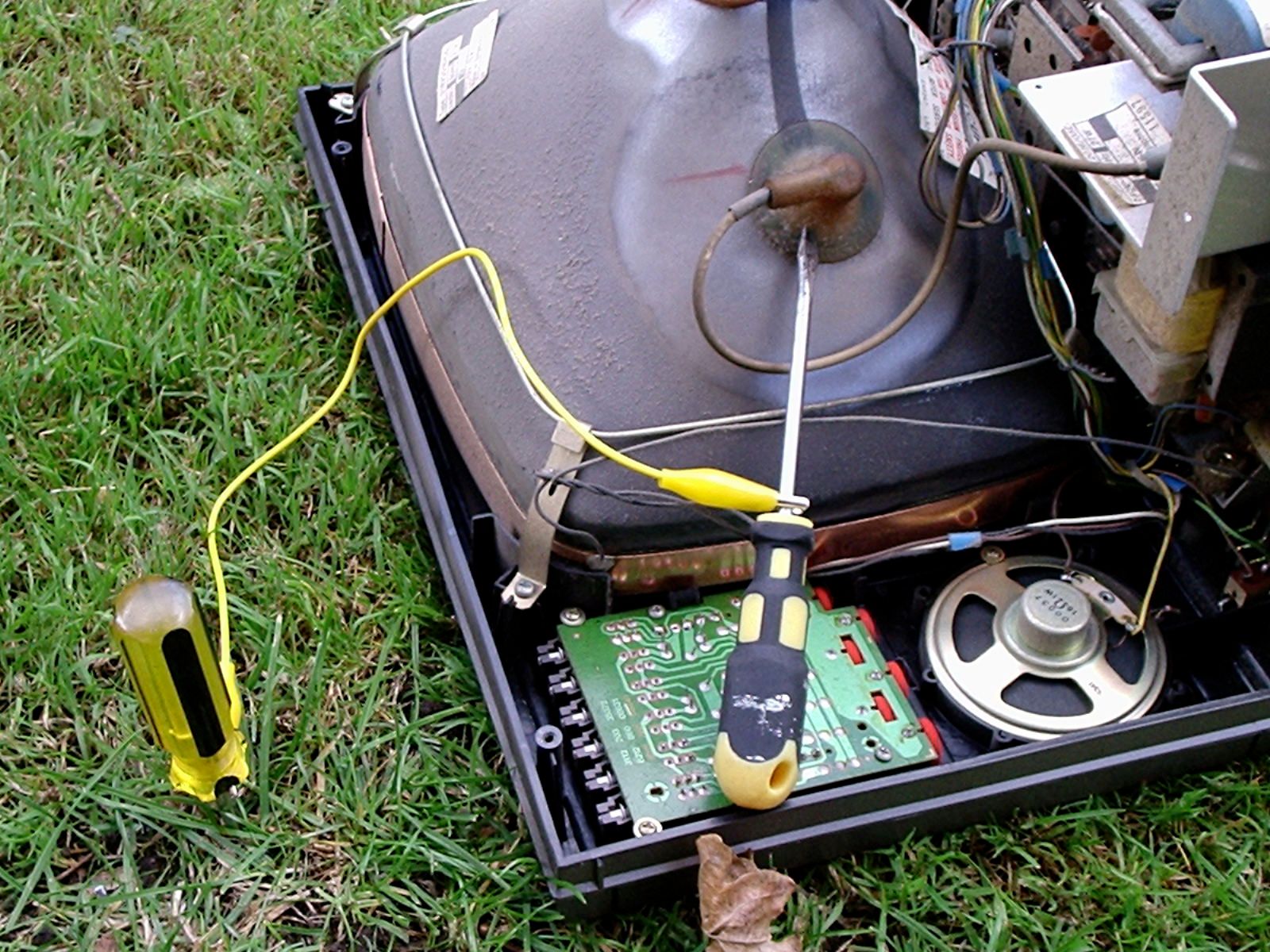 How to Take Apart TV : 7 Steps (with Pictures) - Instructables