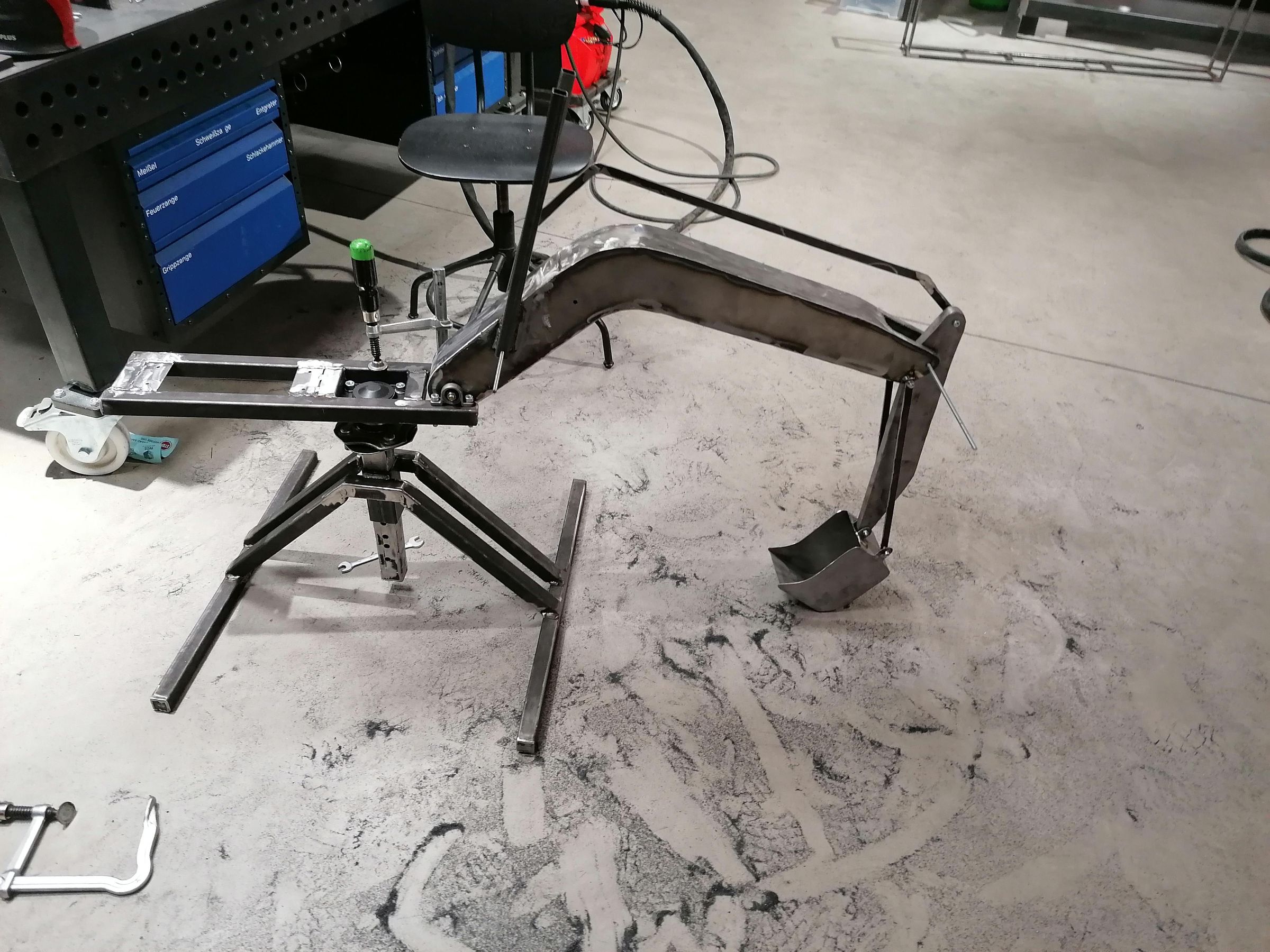 Metal Sandbox Excavator With Realistic Scooping Motion : 4 Steps (with ...