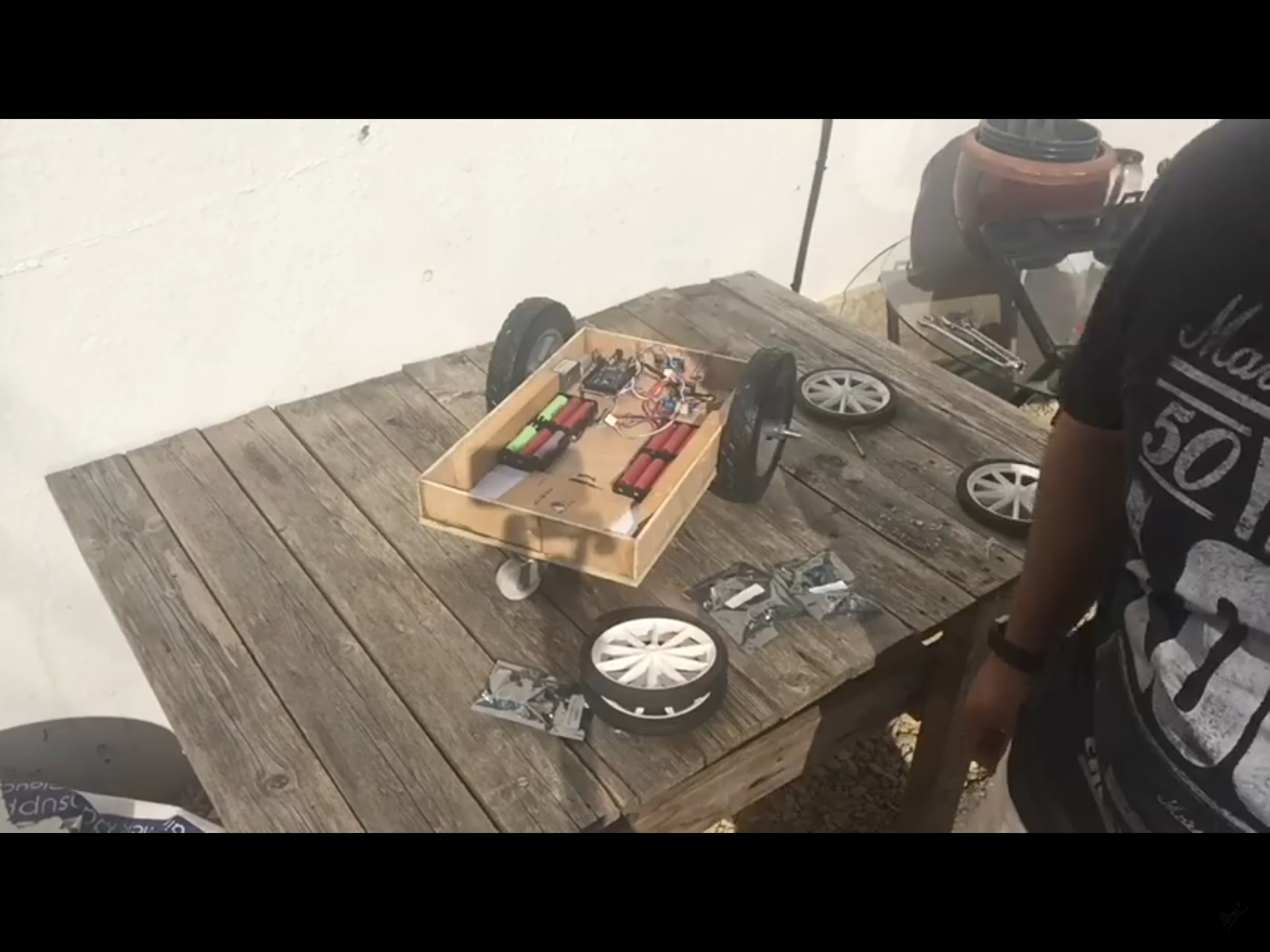 Arduino Controlled Robot Lawnmower - Ultrasonic and RGB Sensors ( Arduino 控制機器割草機 - 超聲波和RGB傳感器 ...