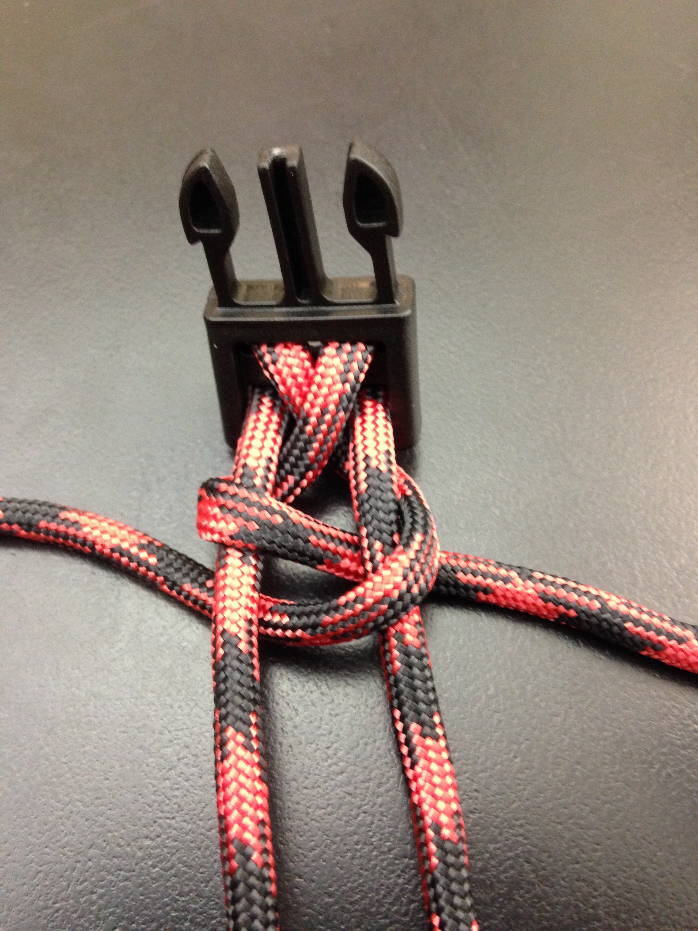 Making a Fishbone/Fishtail Paracord Bracelet : 9 Steps - Instructables