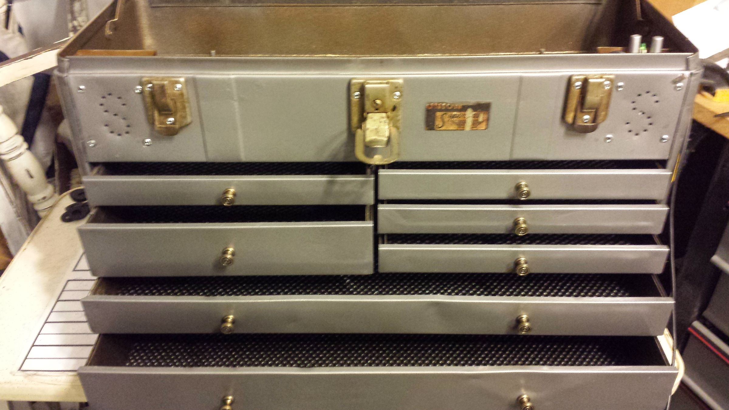 Toolbox Restoration and Retrofit : 6 Steps - Instructables