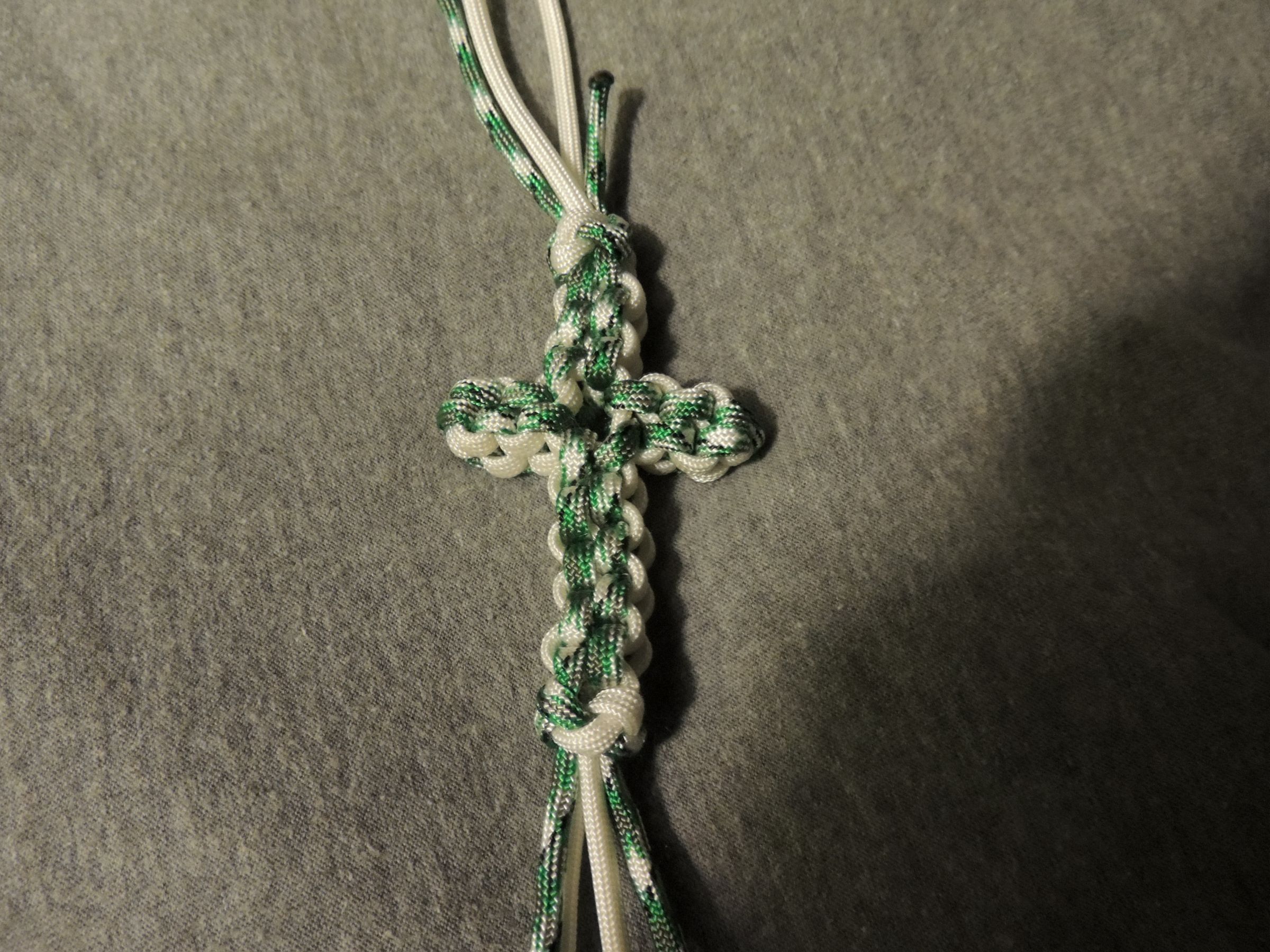 Paracord Cross (Square Braid) : 10 Steps - Instructables