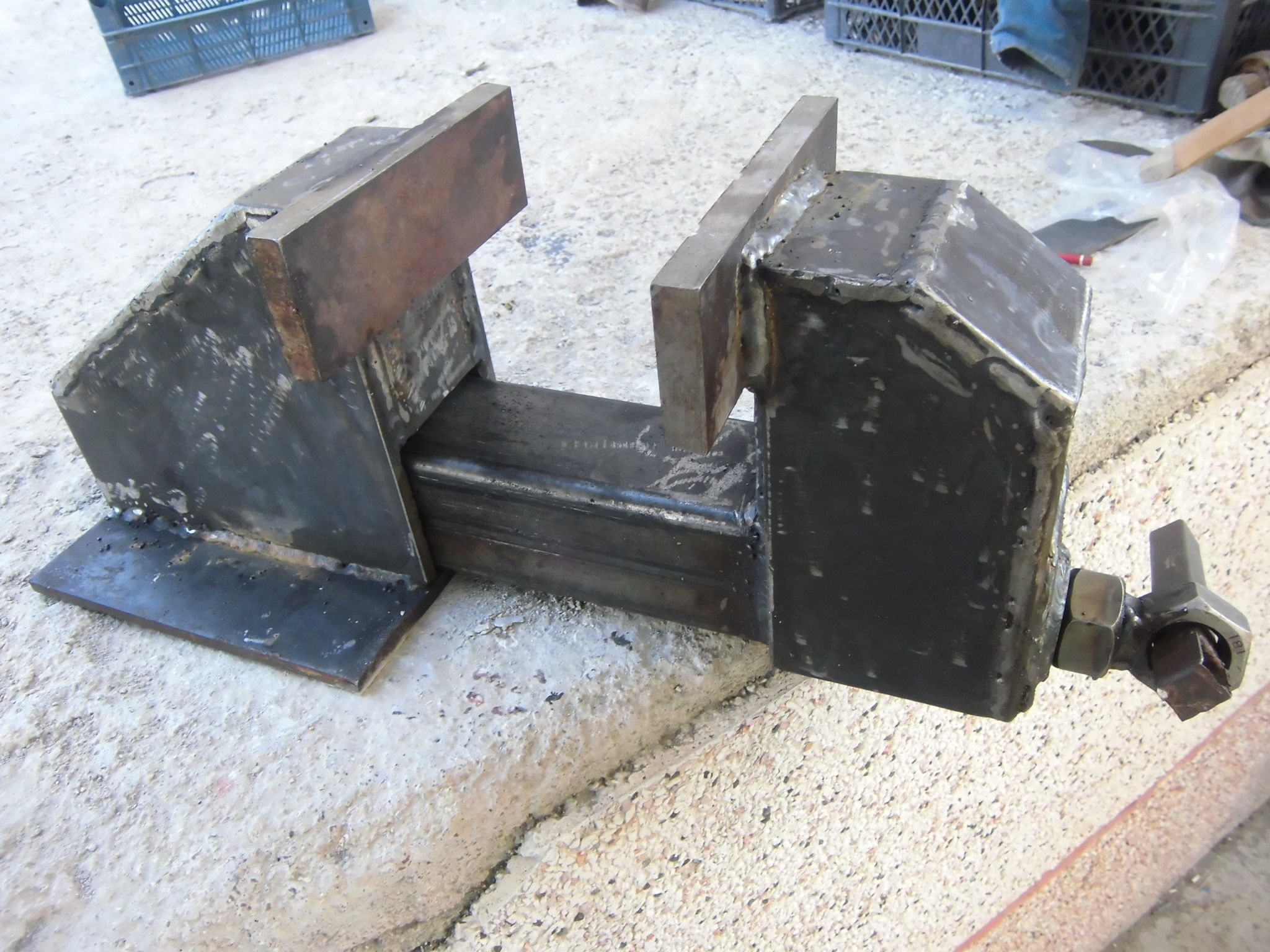 HEAVY METAL Bench Vise :) : 16 Steps - Instructables