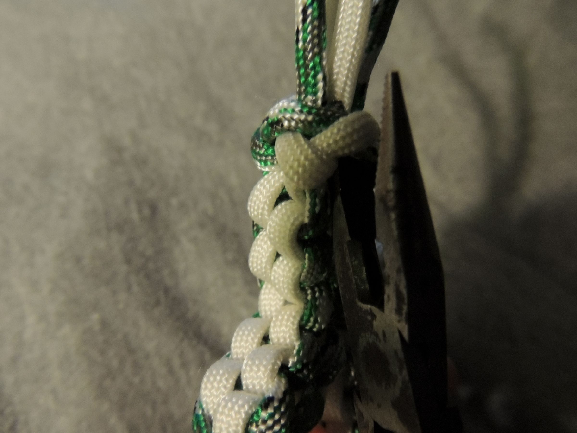 Paracord Cross (Square Braid) : 10 Steps - Instructables