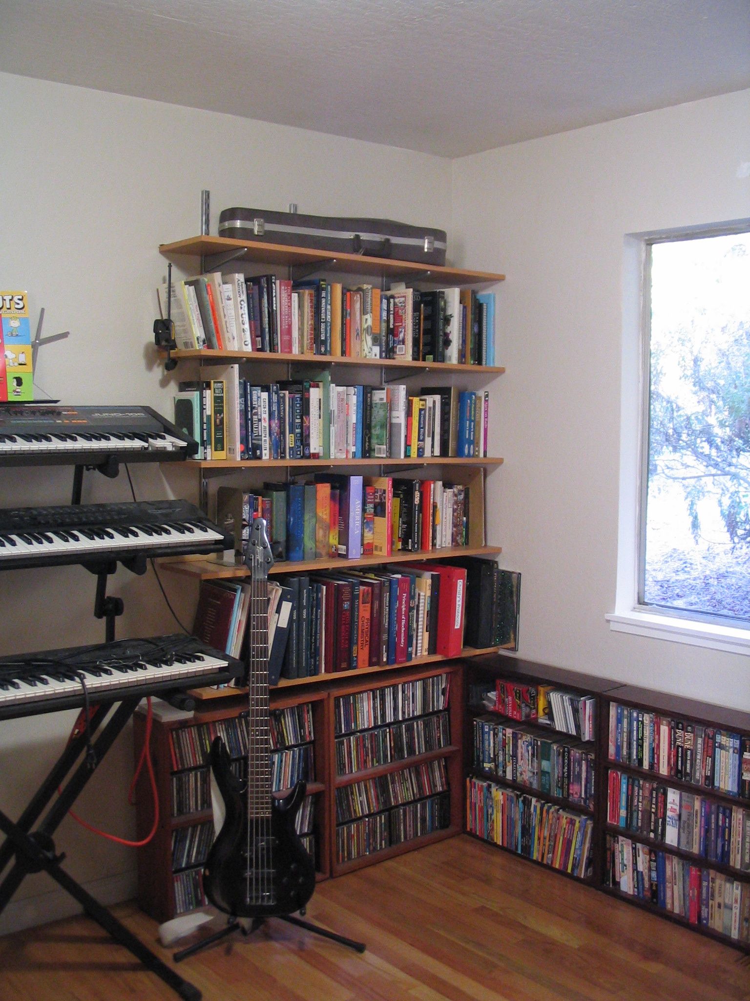 How to Install Standard-and-Bracket Book Shelves : 7 Steps (with ...