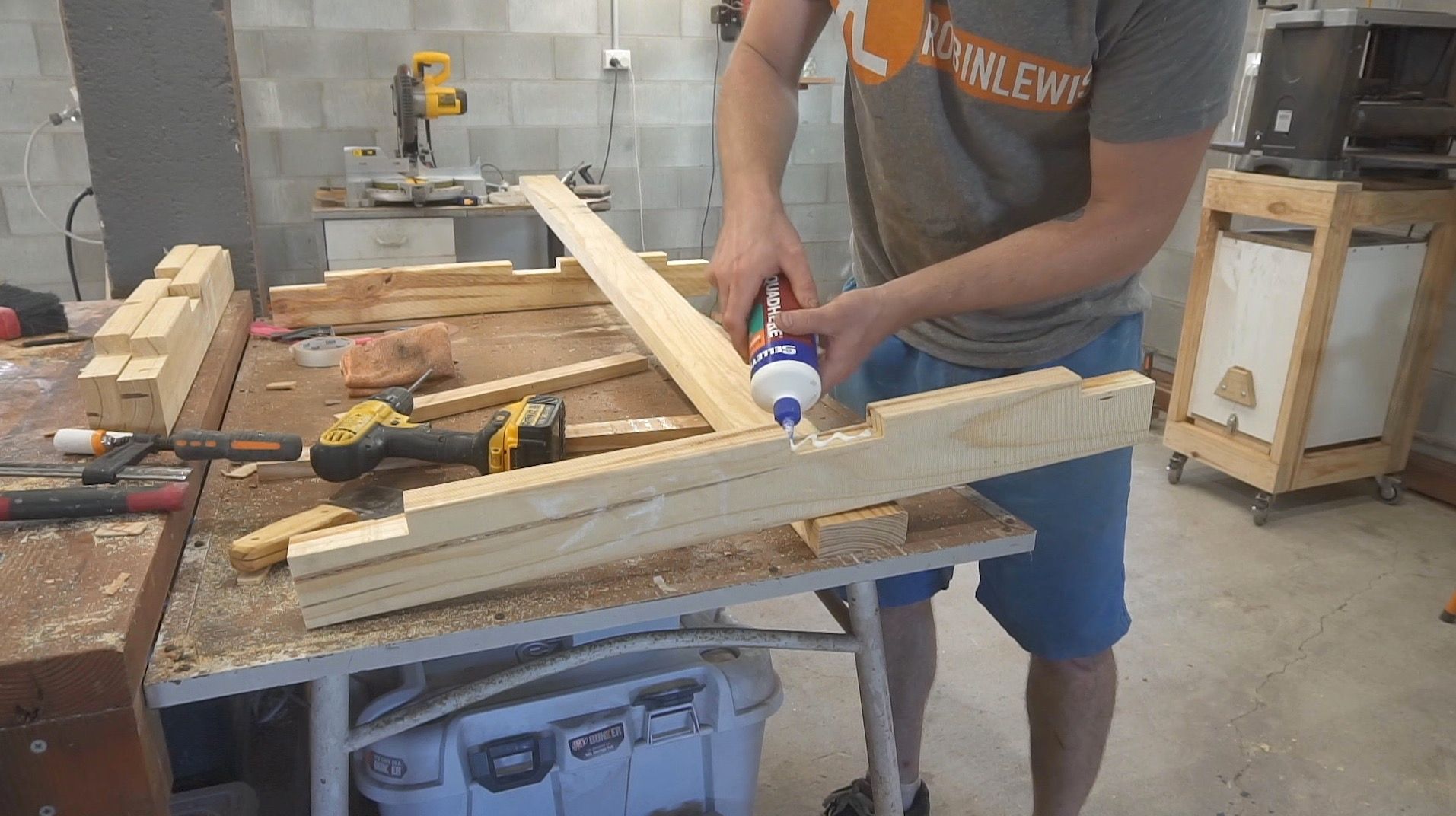 Simple Mobile Workbench/Assembly Table : 3 Steps (with Pictures ...