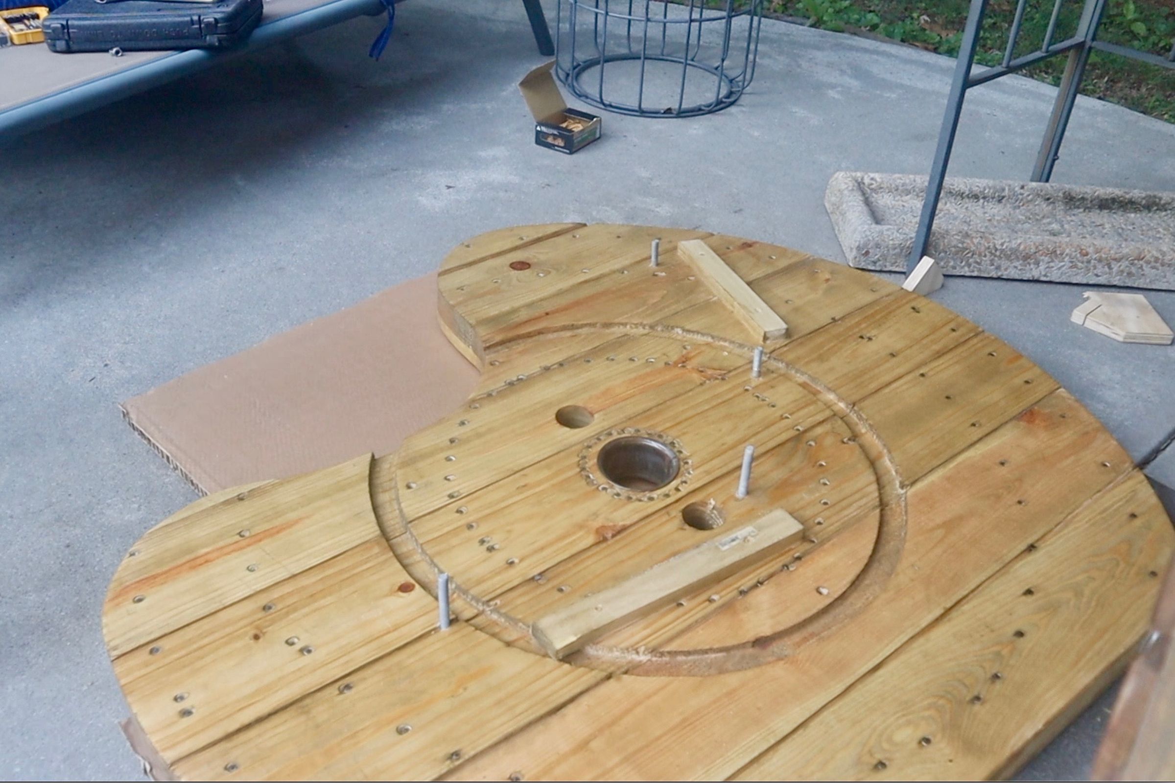 Cable Spool Pallet Bench - DIY Outdoor Seating! : 10 Steps (with ...