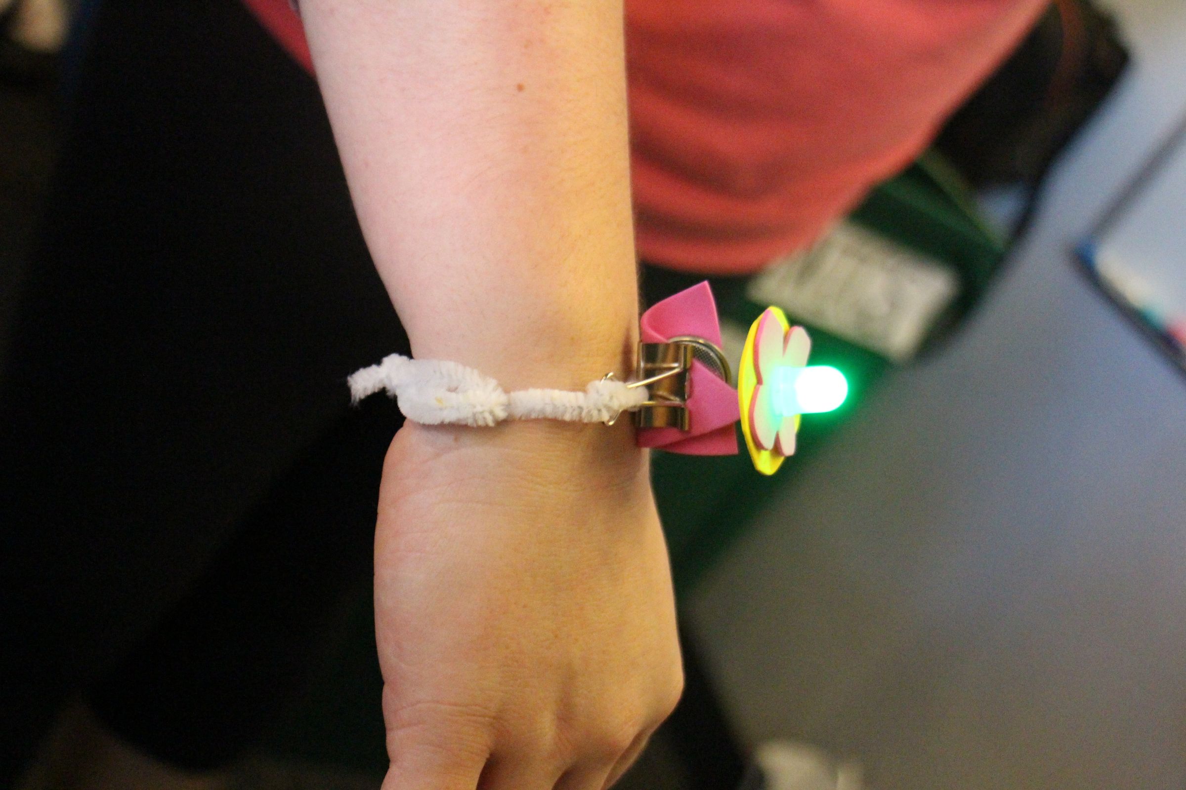 LED Pipe Cleaner Bracelet : 4 Steps (with Pictures) - Instructables