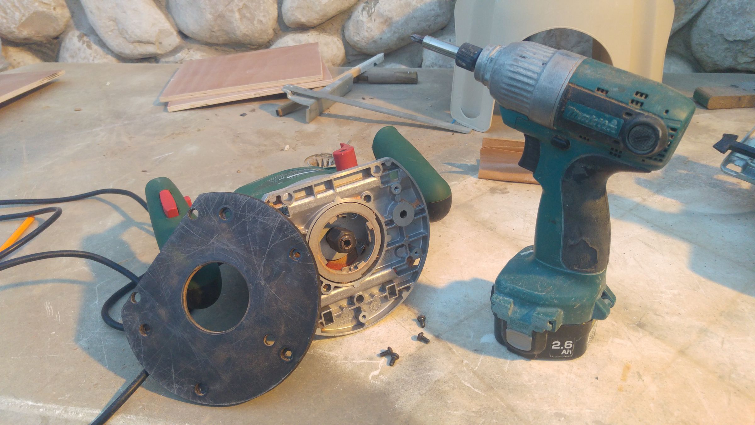 Easy to Make Small Router Table : 4 Steps - Instructables