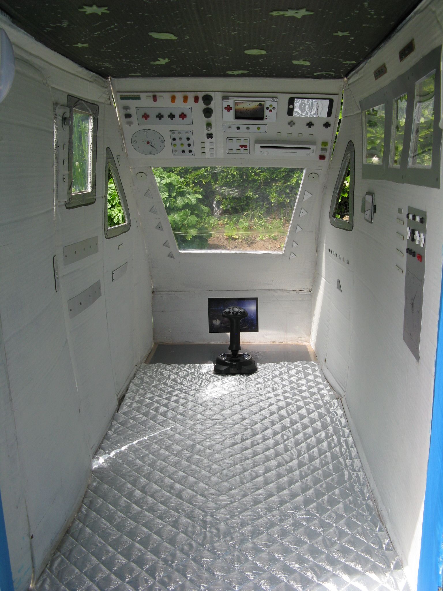 Spaceship for Kids Fold-able Made From Cardboard : 5 Steps (with ...