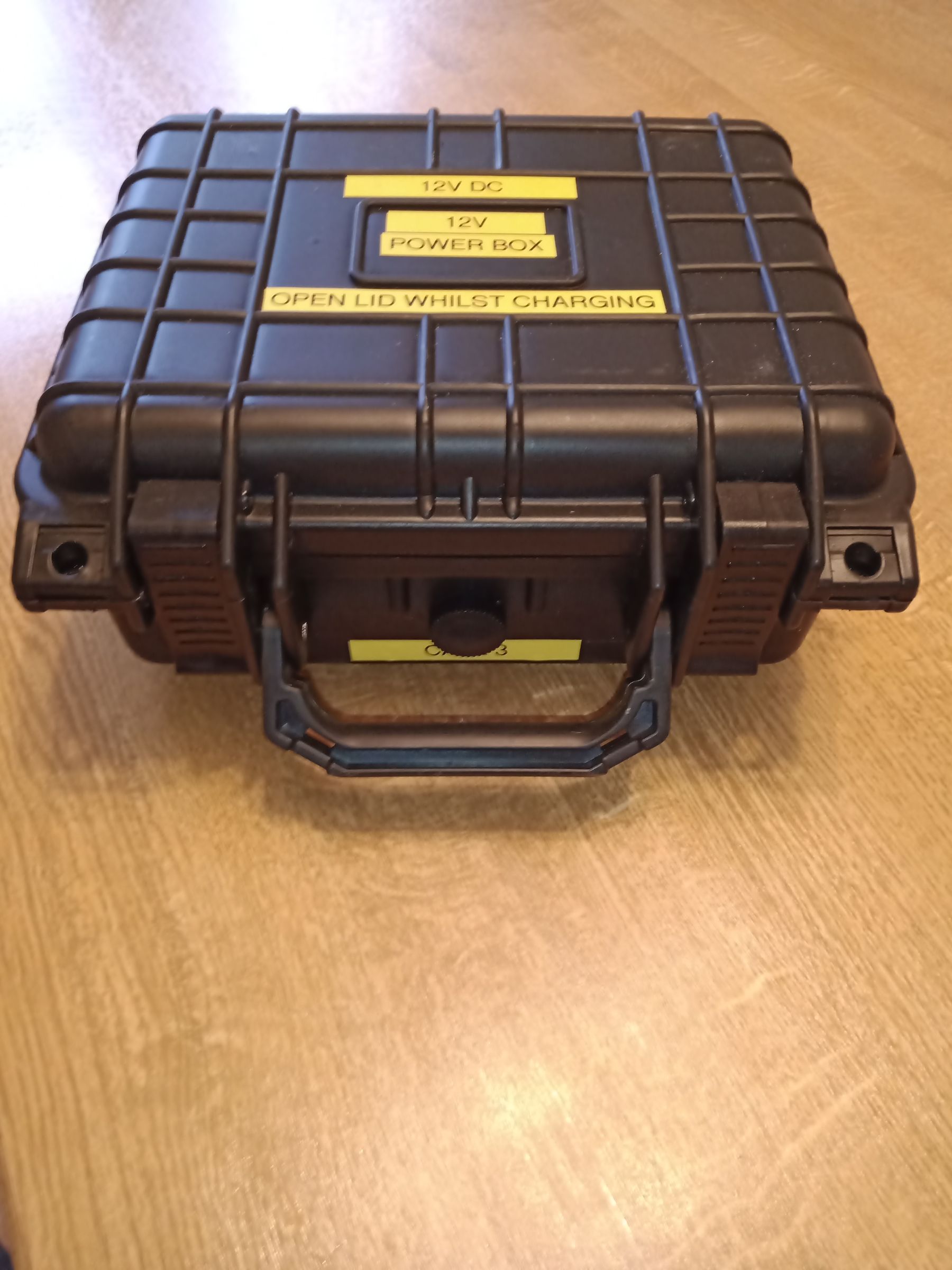 12 V DC Battery Box. : 3 Steps - Instructables