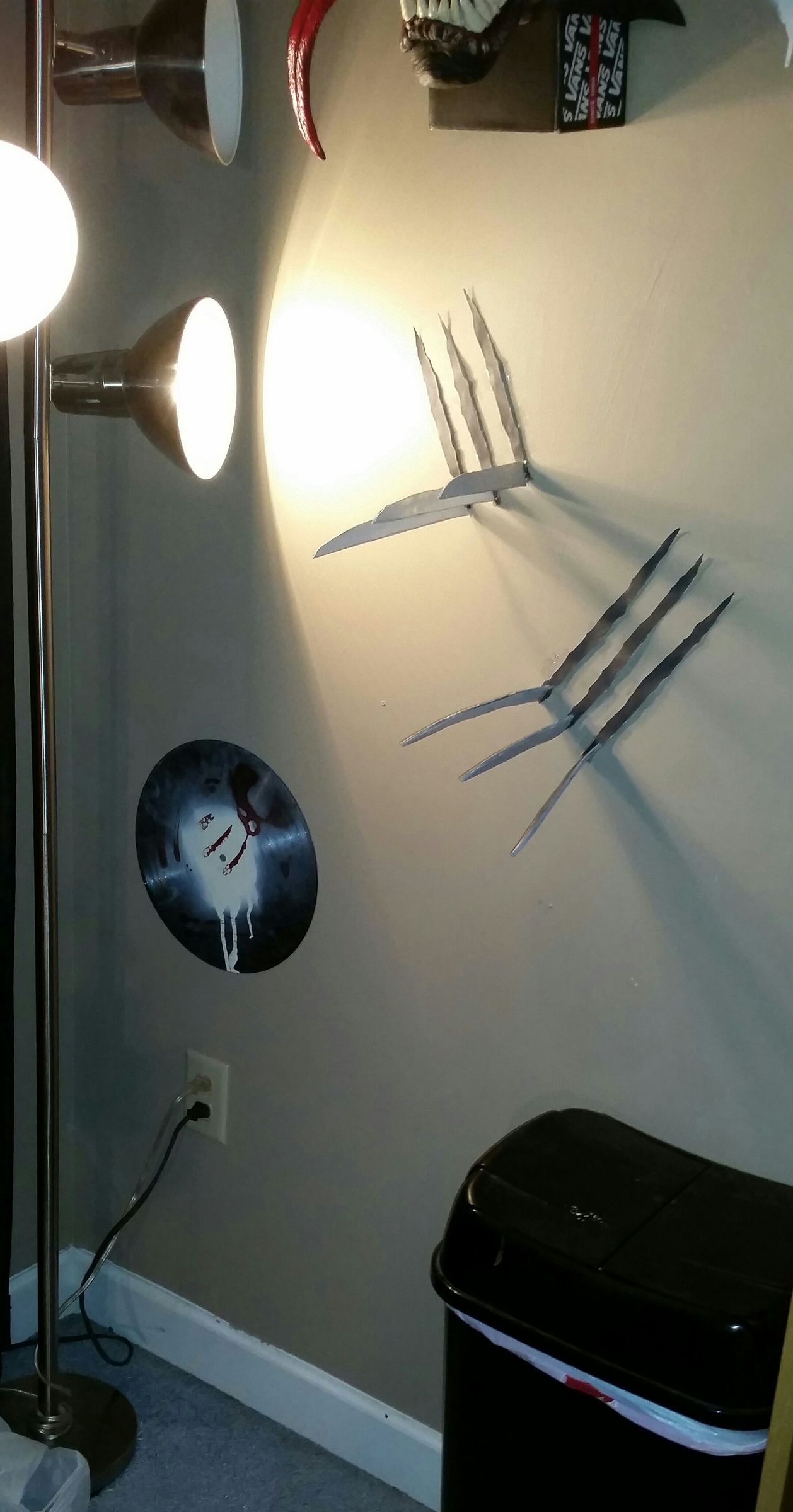 Wolverine Claws Through the Wall : 4 Steps (with Pictures) - Instructables