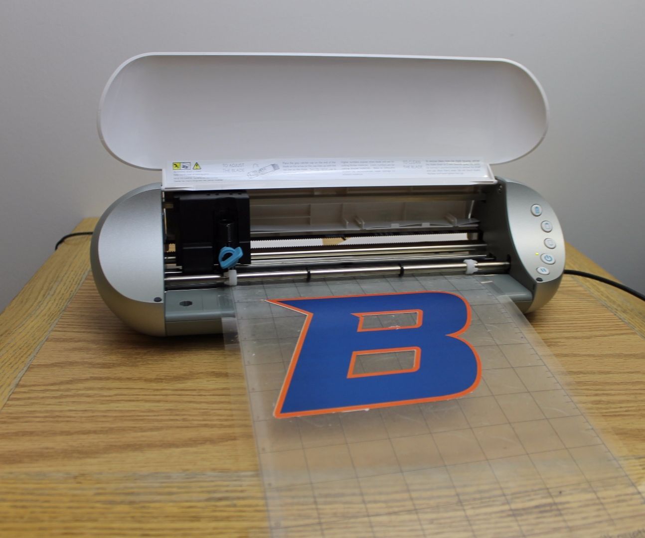 How to Cut a Printed Logo With a Silhouette Portrait : 4 Steps ...