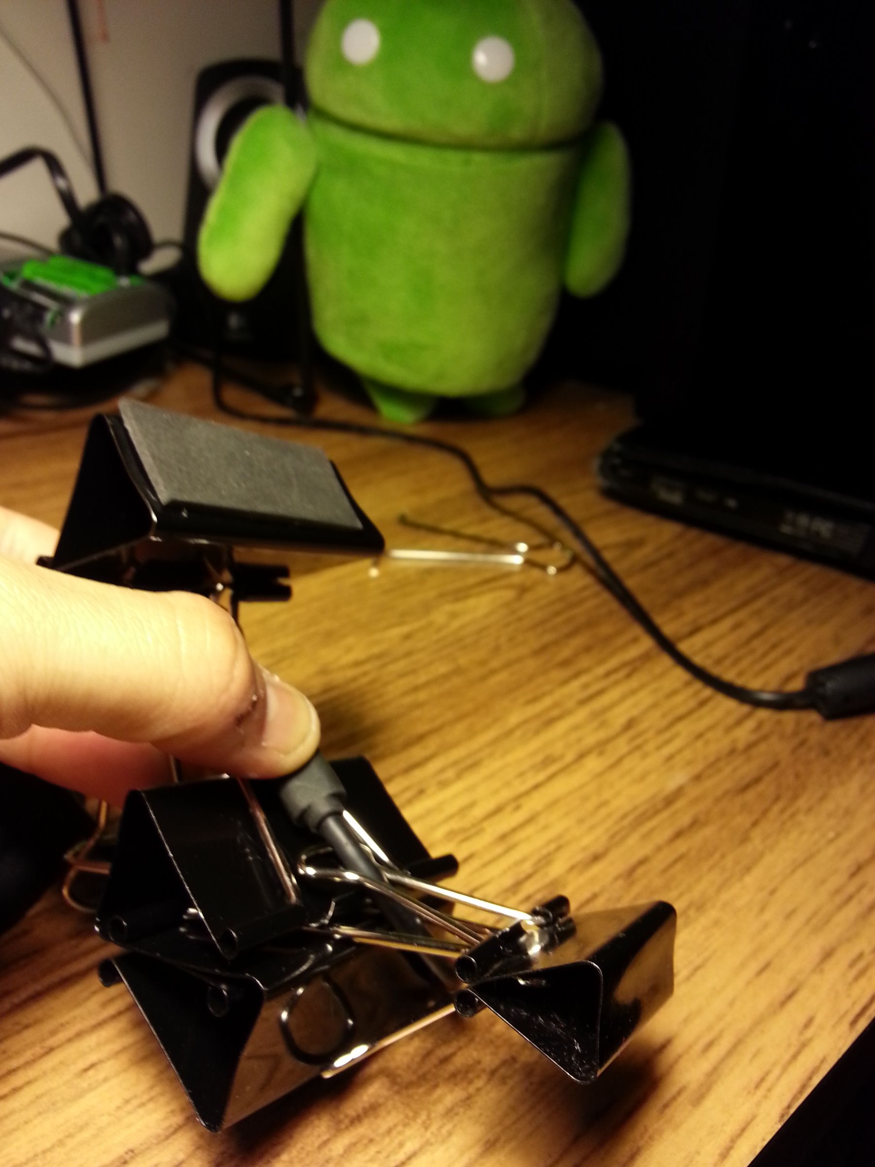 Binder Clip Phone Stand (w/Charger) : 7 Steps - Instructables